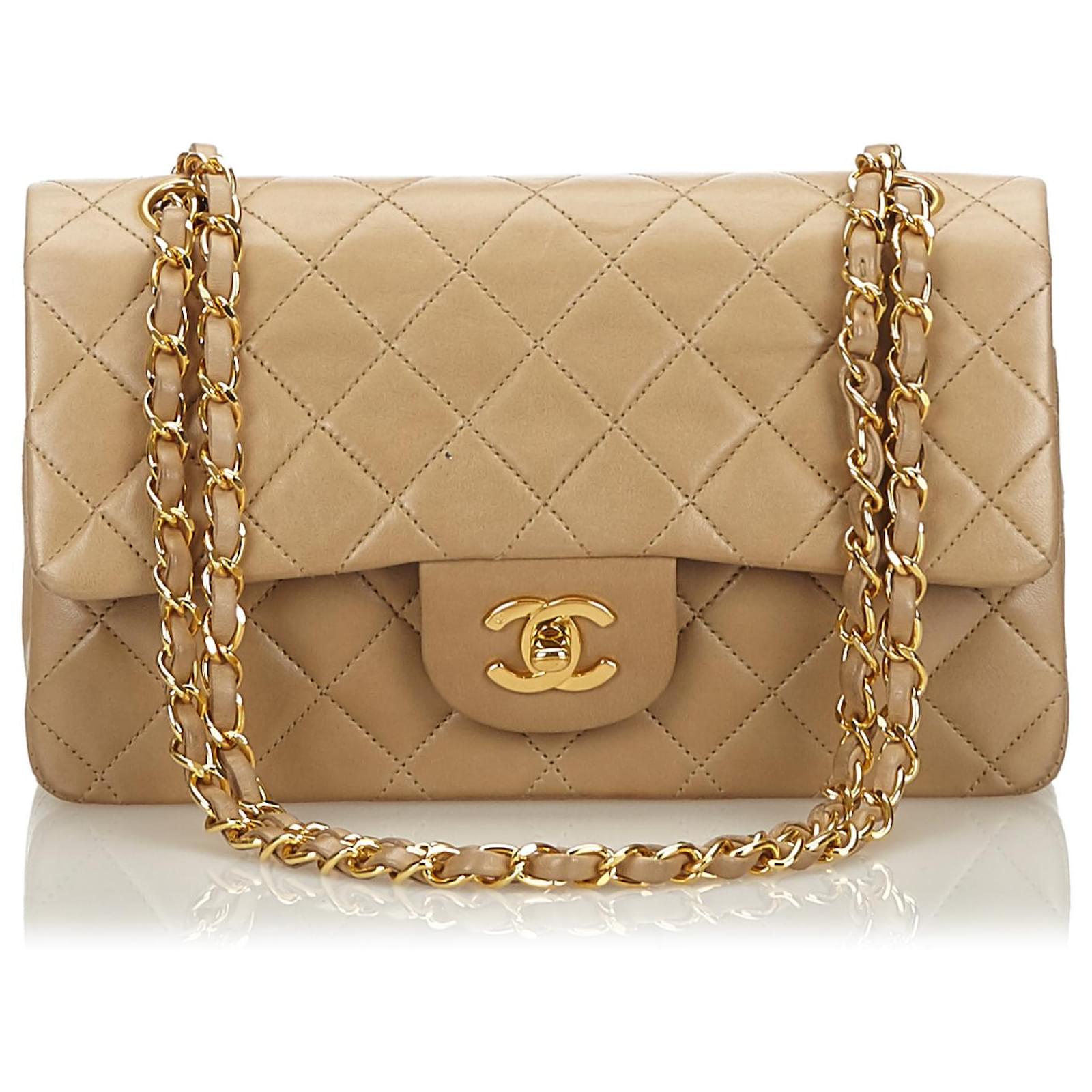 Sac à rabat doublé en cuir d'agneau brun classique classique de Chanel ...