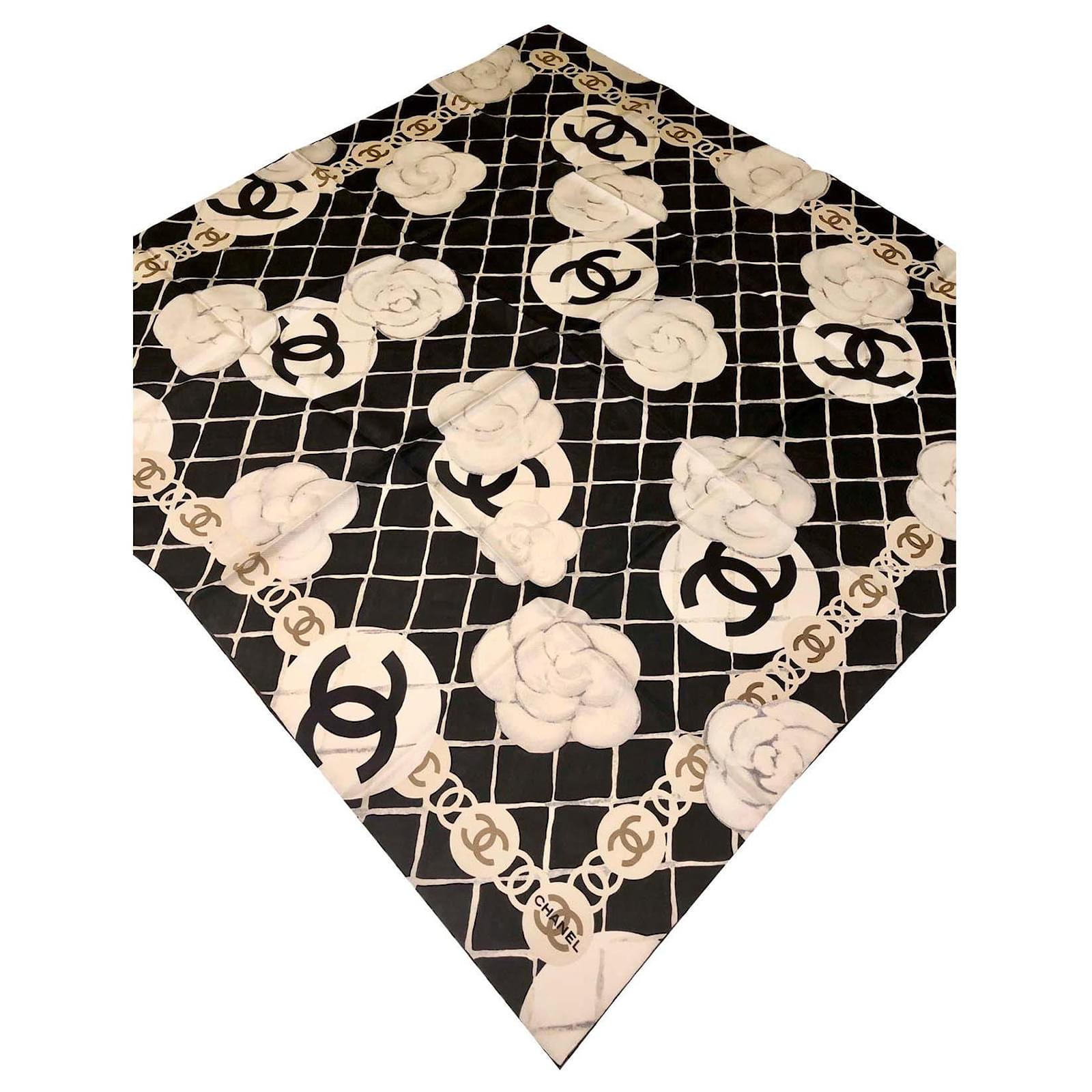 Foulard CHANEL à camélias Soie Noir ref.194458 - Joli Closet