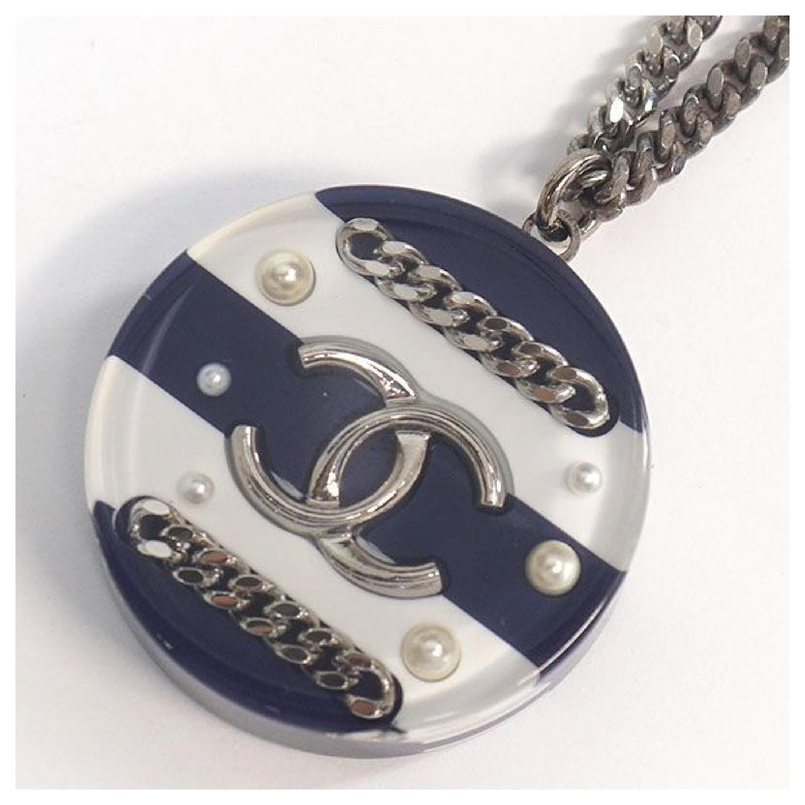 CHANEL collier en métal en plastique avec bordure marque coco ref ...