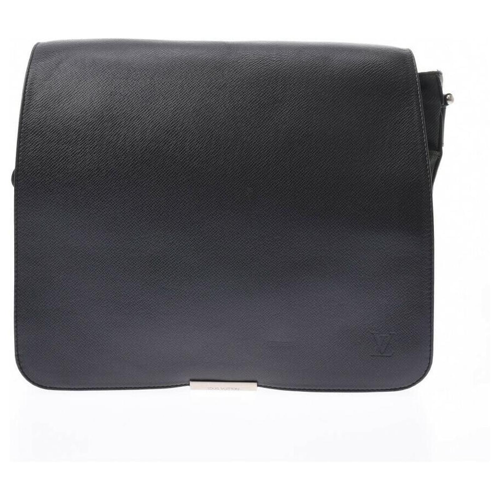 Louis Vuitton Shoulder Bag Black Leather ref.220448 - Joli Closet