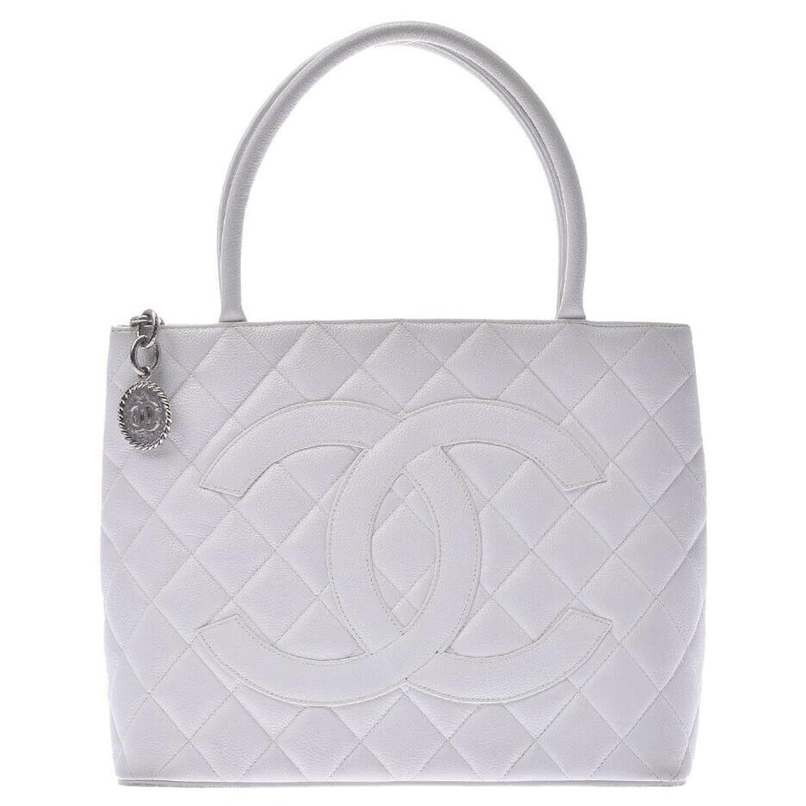 Medaillon Chanel Médaillon Cuir Blanc ref.243248 - Joli Closet