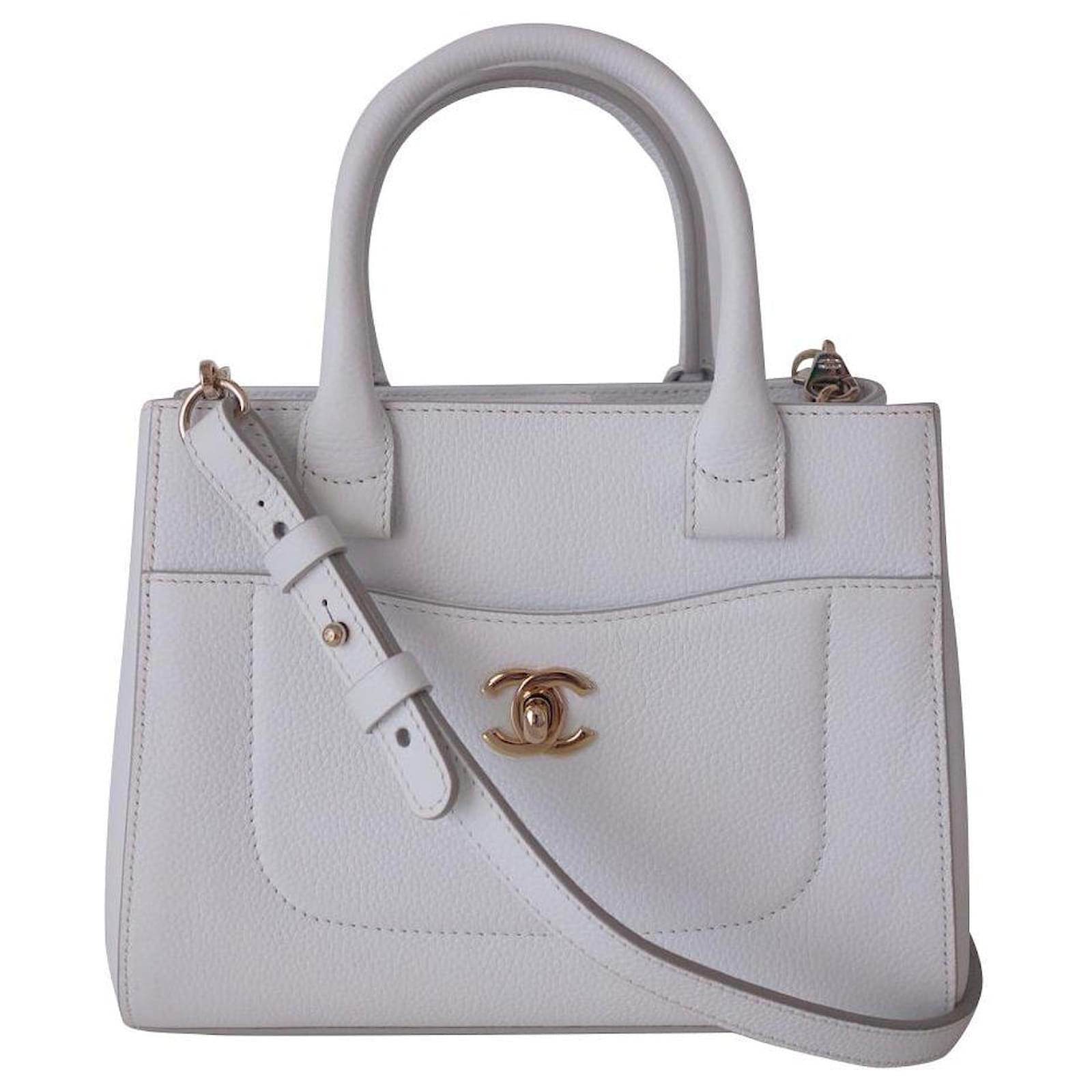 Chanel small white shopping bag Leather ref.270745 - Joli Closet