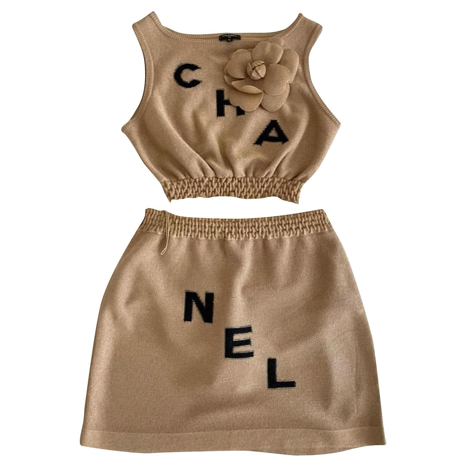 Chanel 2019 Spring LOGO Suit Beige Cloth ref.323166 - Joli Closet