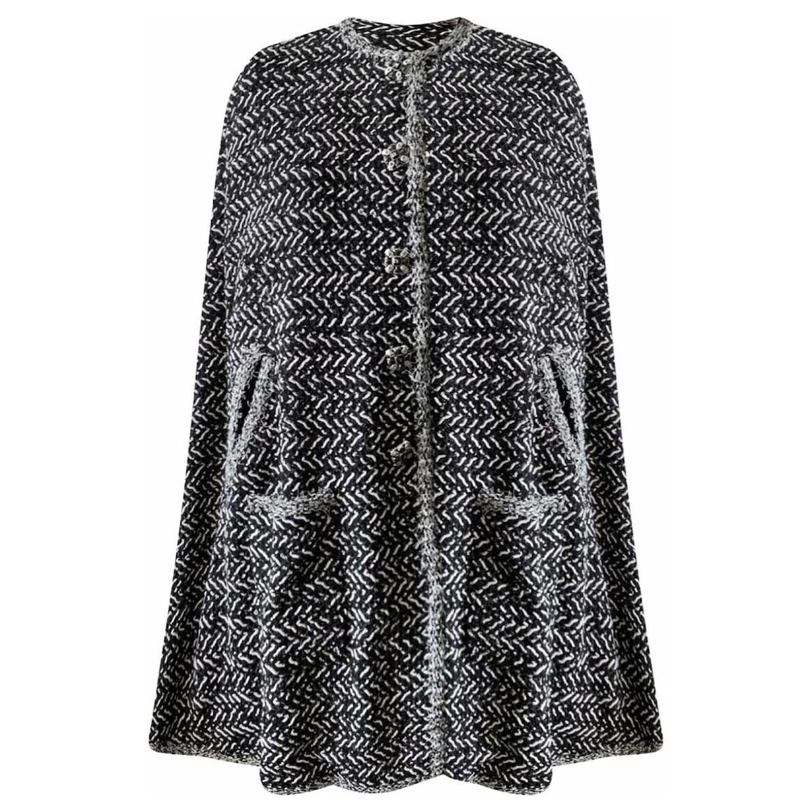 Chanel 12K$ New Tweed Cape Jacket Black ref.355546 - Joli Closet