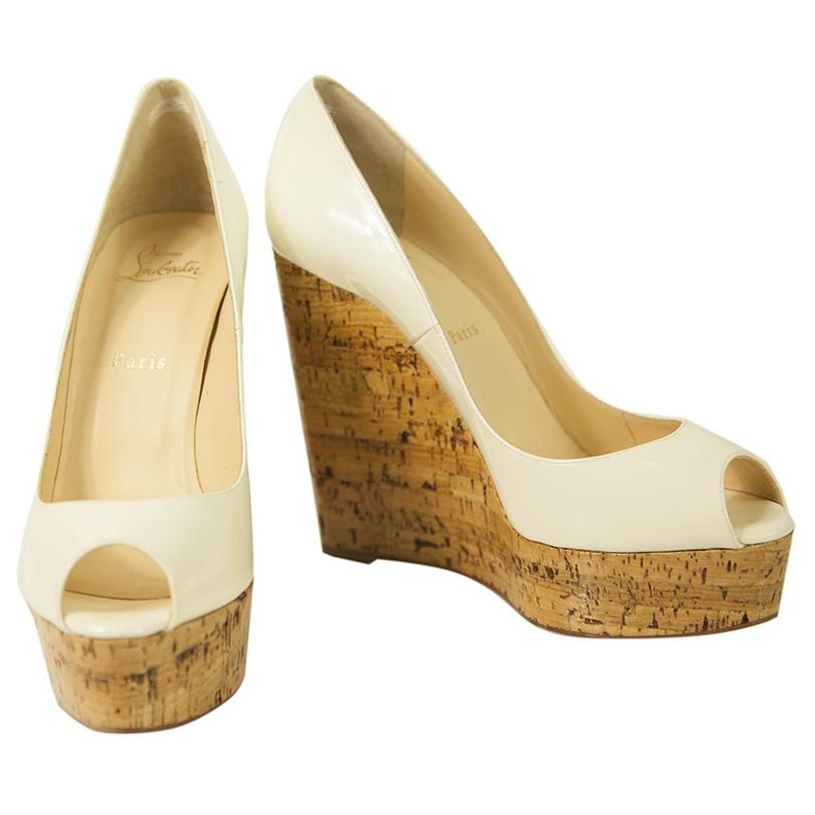 Christian Louboutin Une Plume Plateforme compensée en cuir verni blanc ... Christian Louboutin Une Plume Plateforme compensée en cuir verni blanc ...