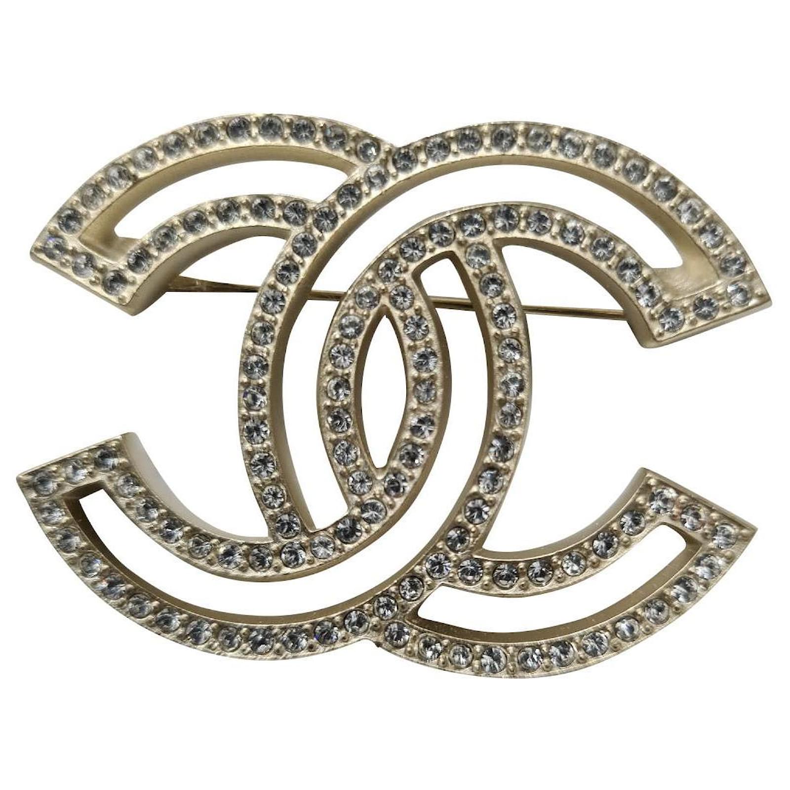 Chanel Pins & brooches Golden Metal ref.488374 - Joli Closet