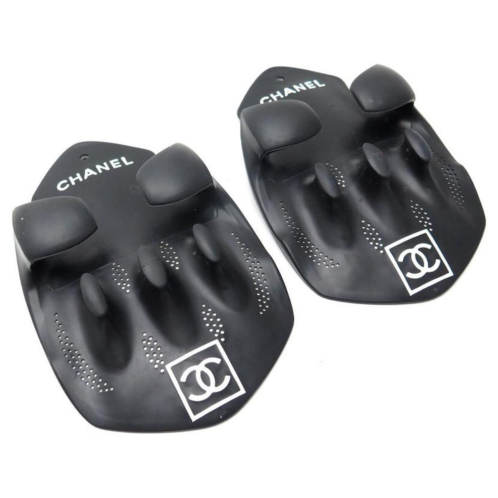 PALMES DE MAIN CHANEL LOGO CC EN GOMME NOIR + POCHON NATATION BLACK ...