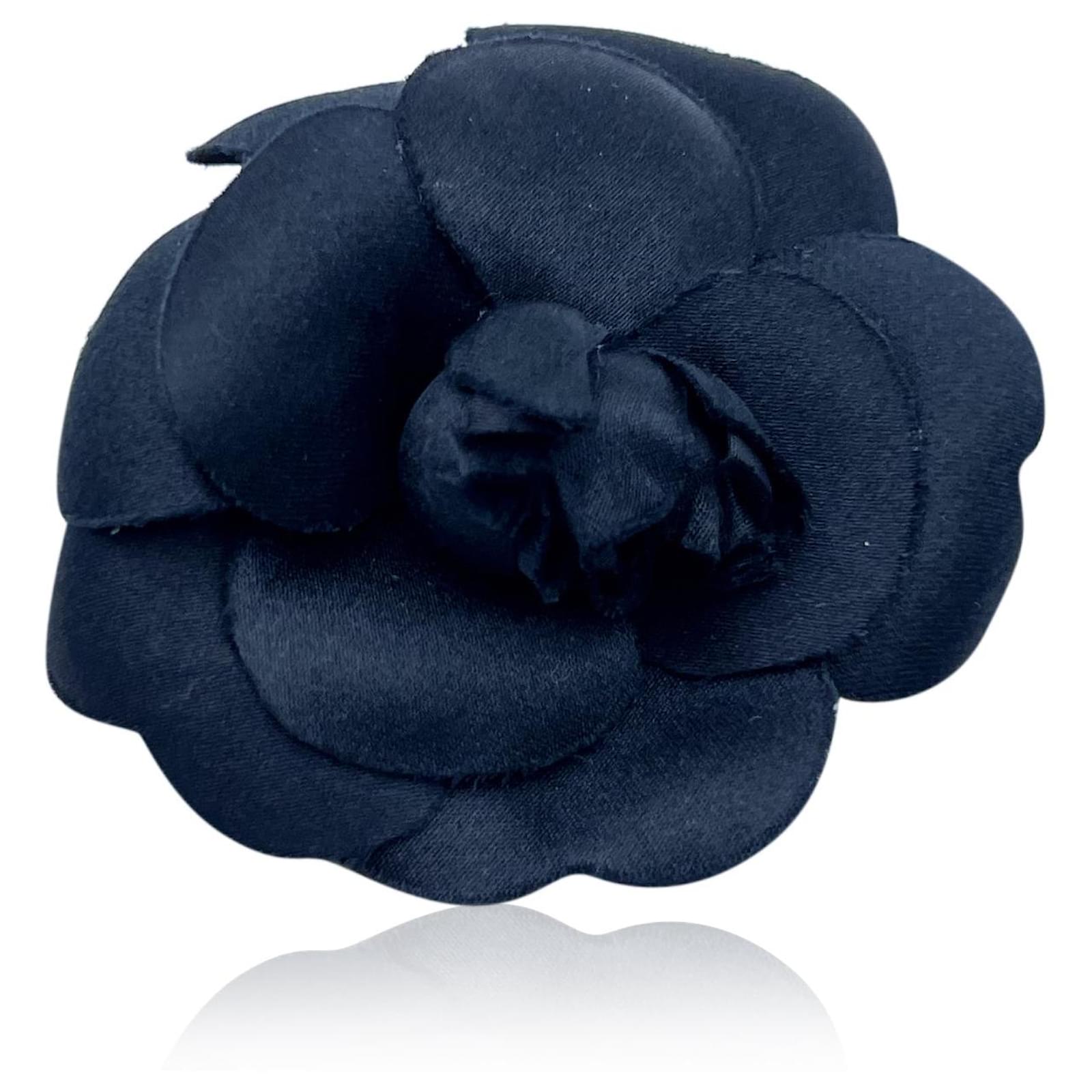 Chanel Broche Vintage en Satin de Soie Noir Camélia Fleur de Camélia ...