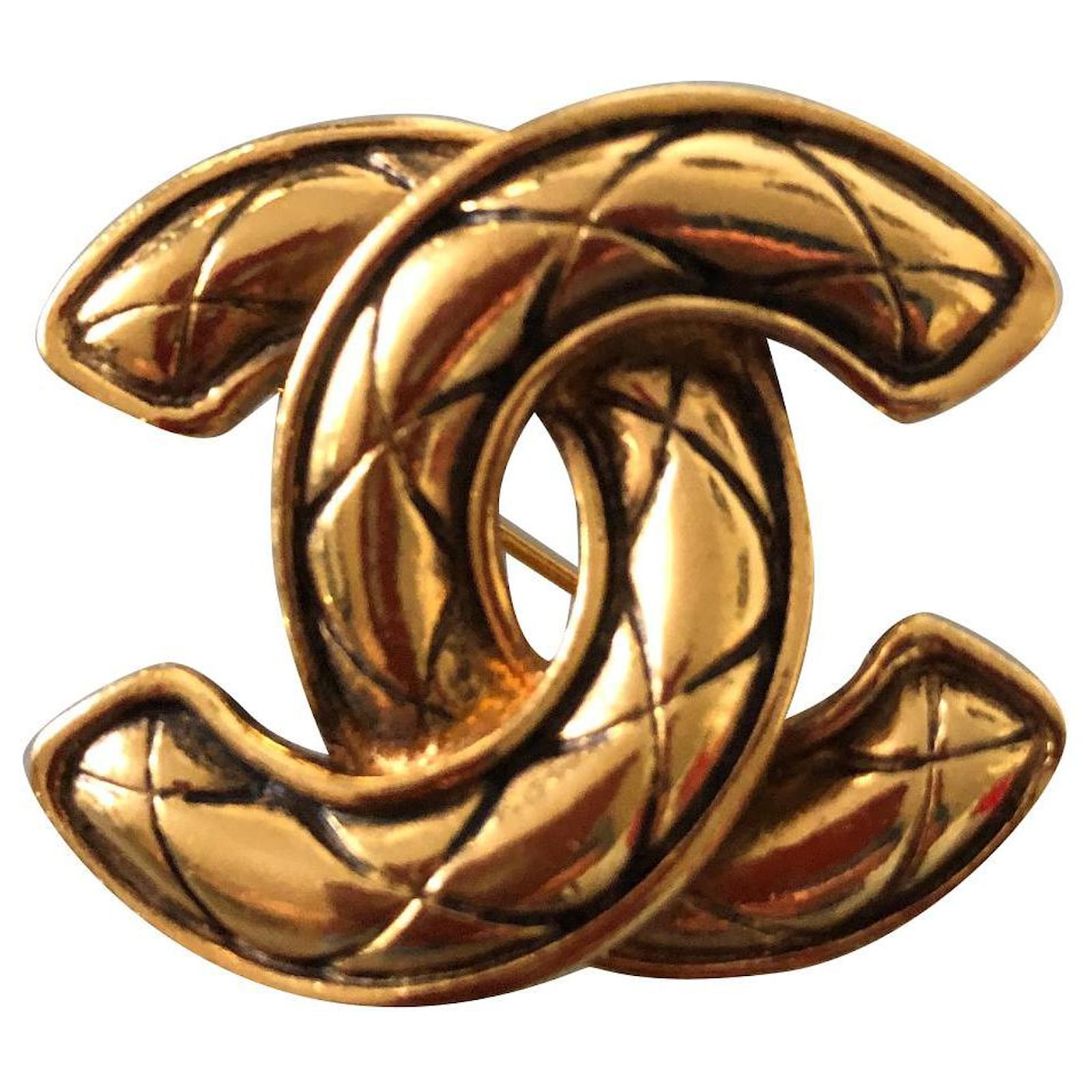 Chanel Pins & brooches Gold hardware Metal ref.540394 - Joli Closet
