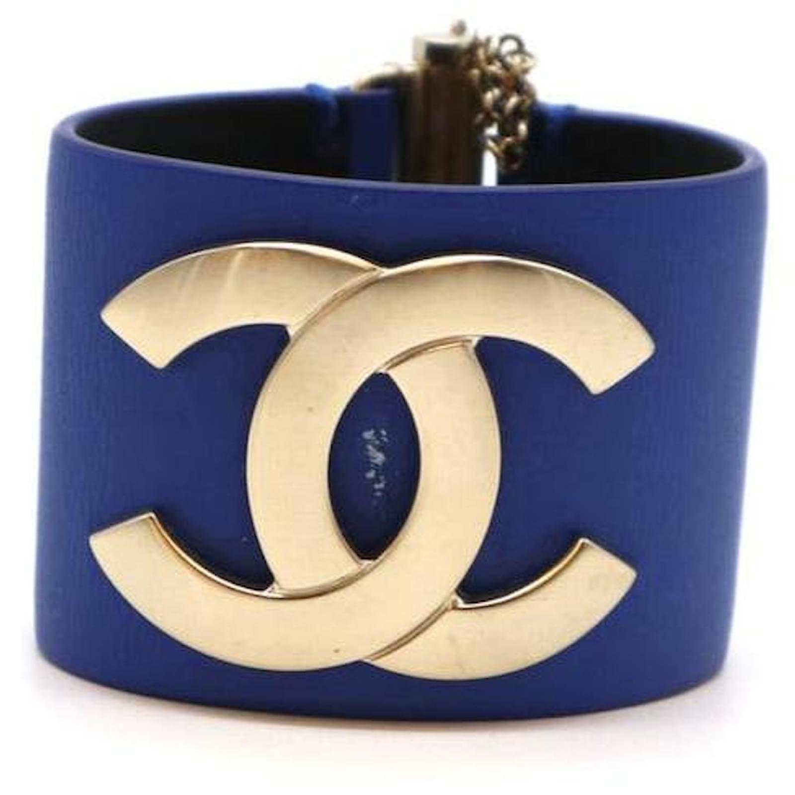 Chanel Gold Blue Leather CC Logo Glide Lock Bangle ref.543812 - Joli Closet