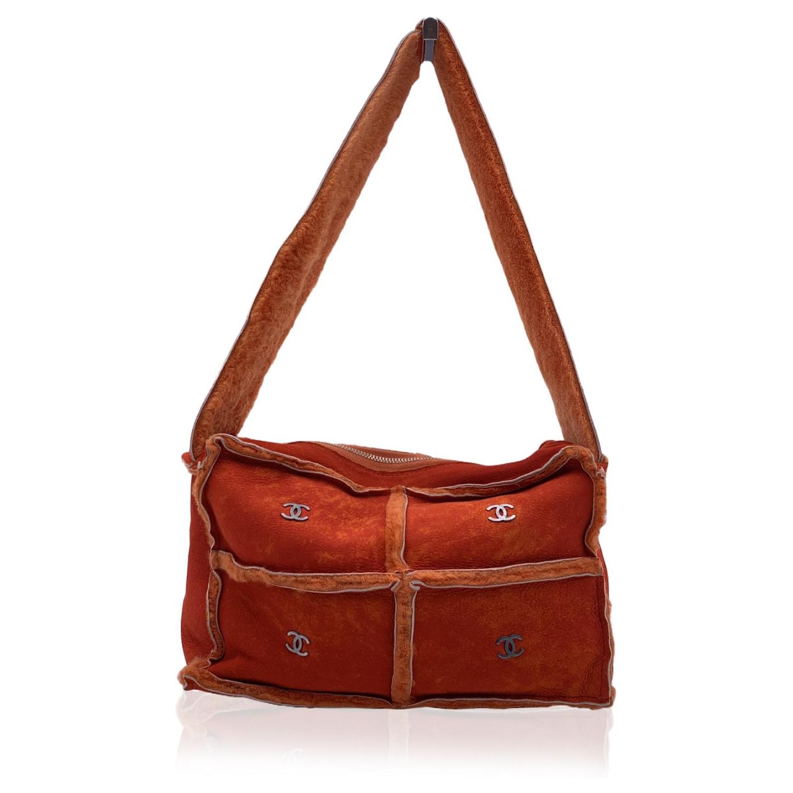 Chanel Vintage orange Schaffell Wildleder Logos Umhängetasche Schweden ...