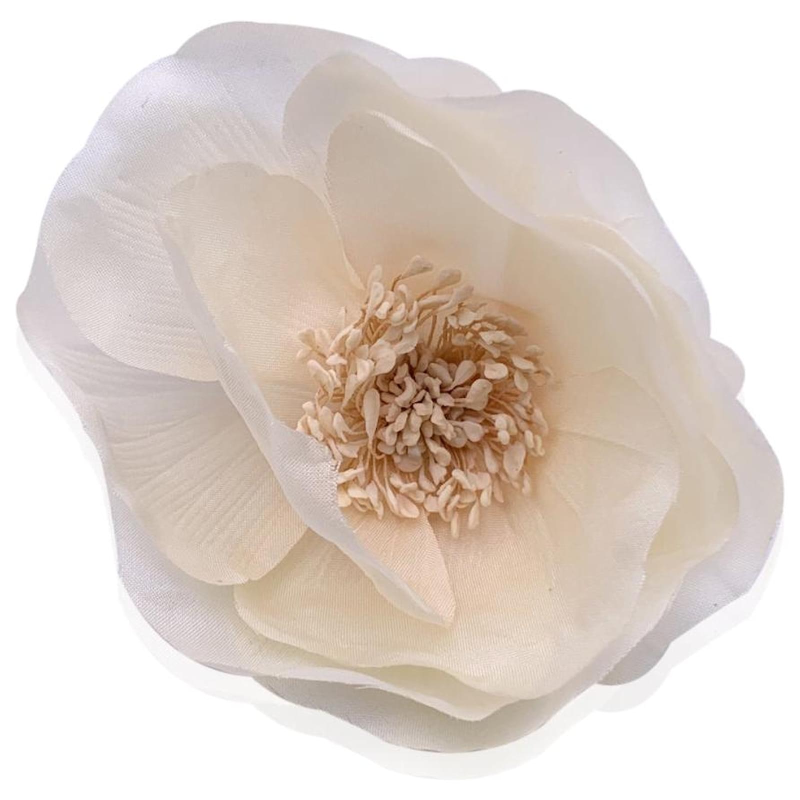 Chanel Broche Vintage Beige Soie Camélia Fleur de Camélia Cuir Blanc ...