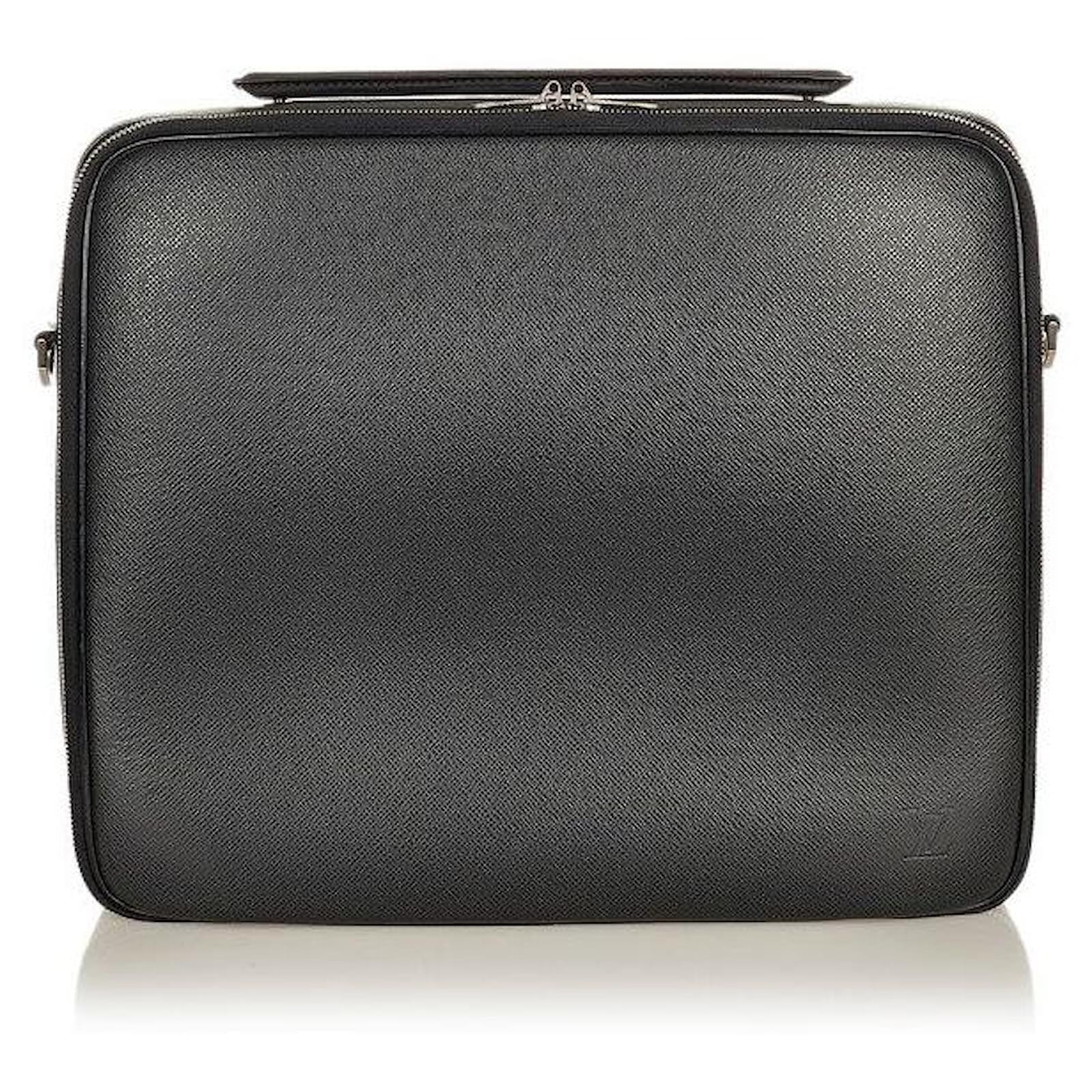 Louis Vuitton Mallette Taïga Odessa Cuir Noir ref.595516 - Joli Closet