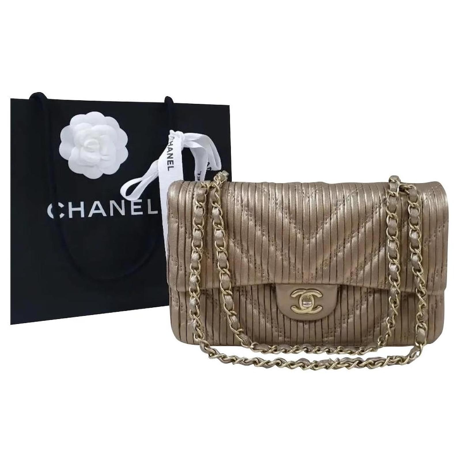 Chanel Chevron Stitched Plissé Classique Doublé Rabat Or Cuir Doré ref ...