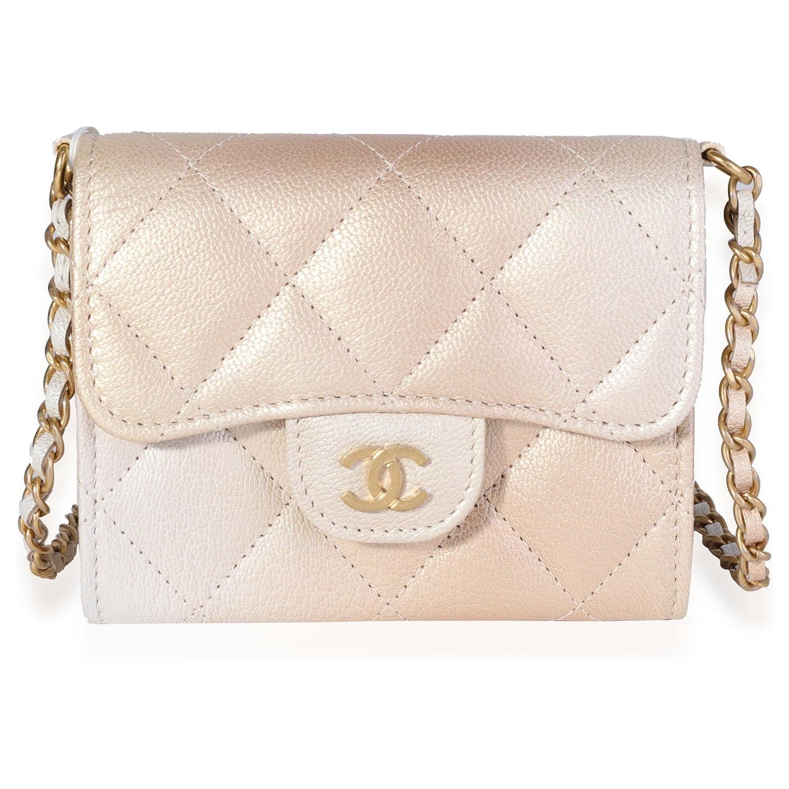 Mini pochette classica in pelle di capra trapuntata color oro ...