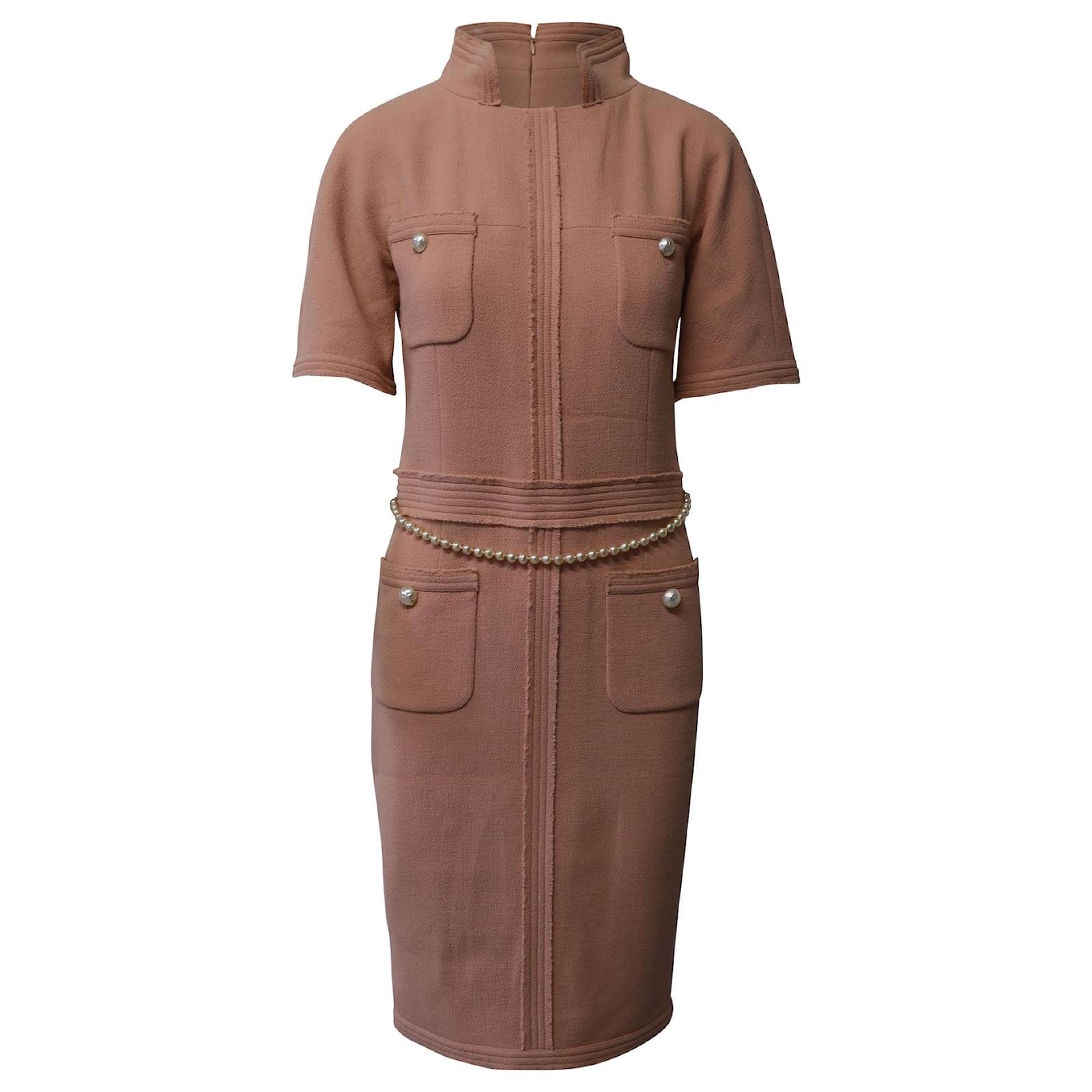 Chanel Robe fourreau à ceinture perlée en laine rose ref.617700 - Joli ...