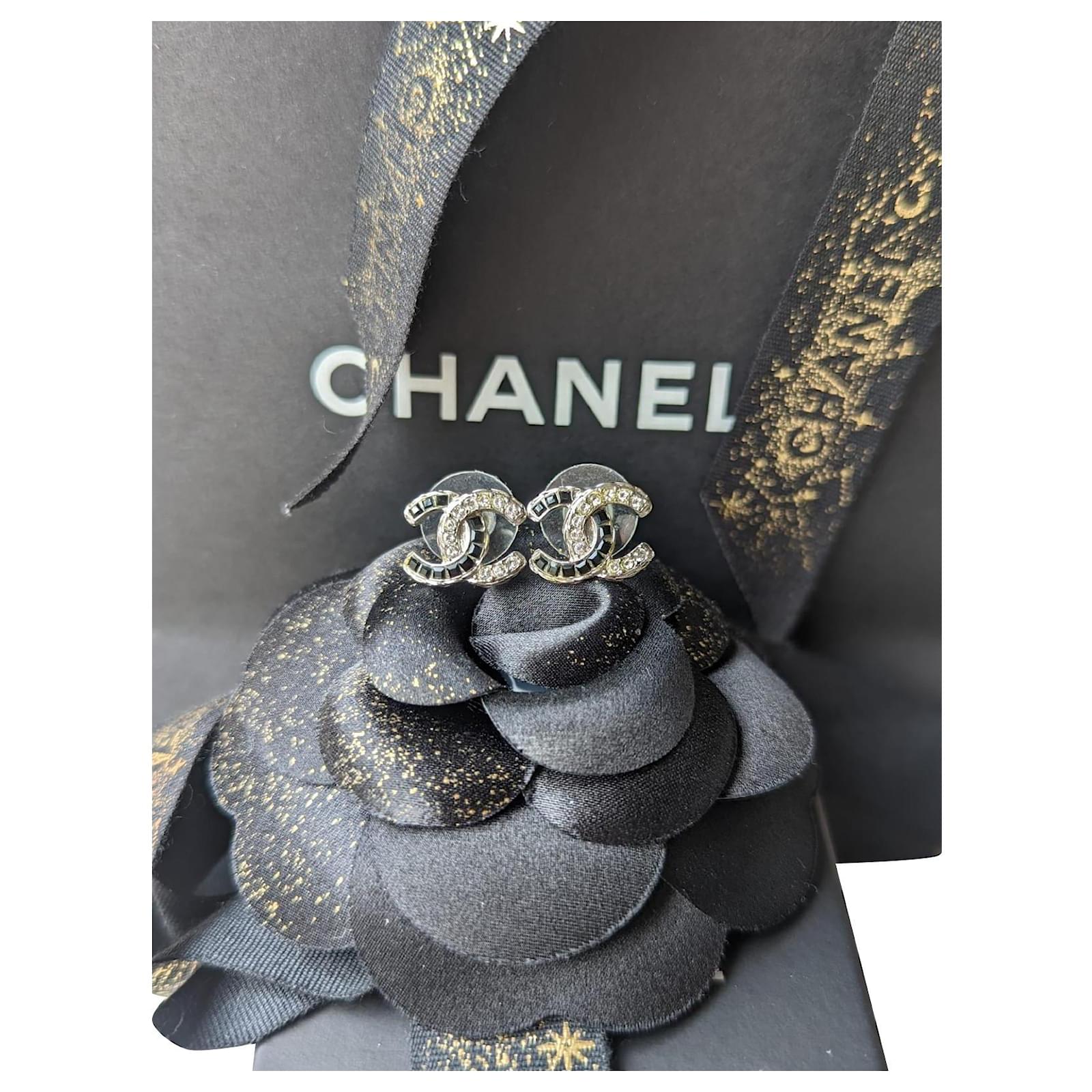 Chanel CC 17B Logo White Black Crystal SHW Logo Earrings box Silvery ...