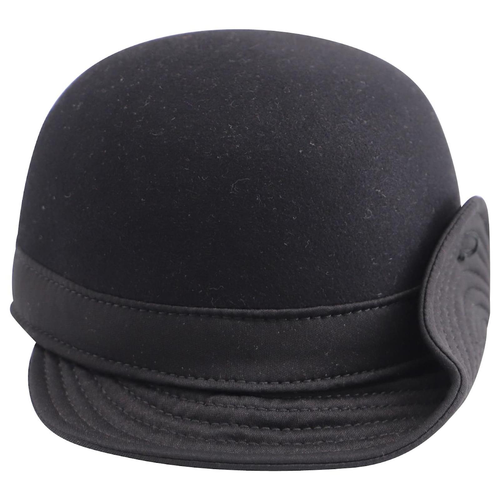 Gucci Chapeau avec Détail Logo Bouton Doré en Fourrure de Lapin Noir ...
