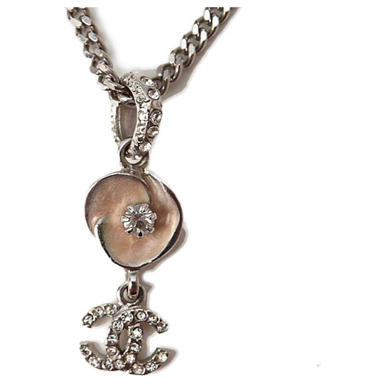 Chanel Collier/Pendentif CHANEL Motif Camélia/Marque Coco/CC Résine ...