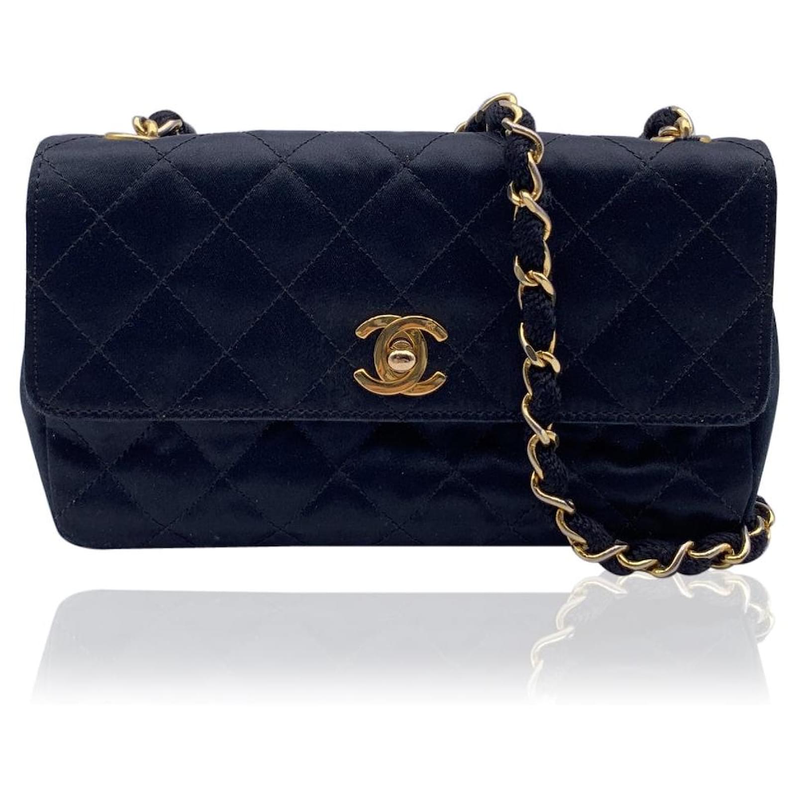 Chanel Petit sac à bandoulière de soirée vintage en satin matelassé ...