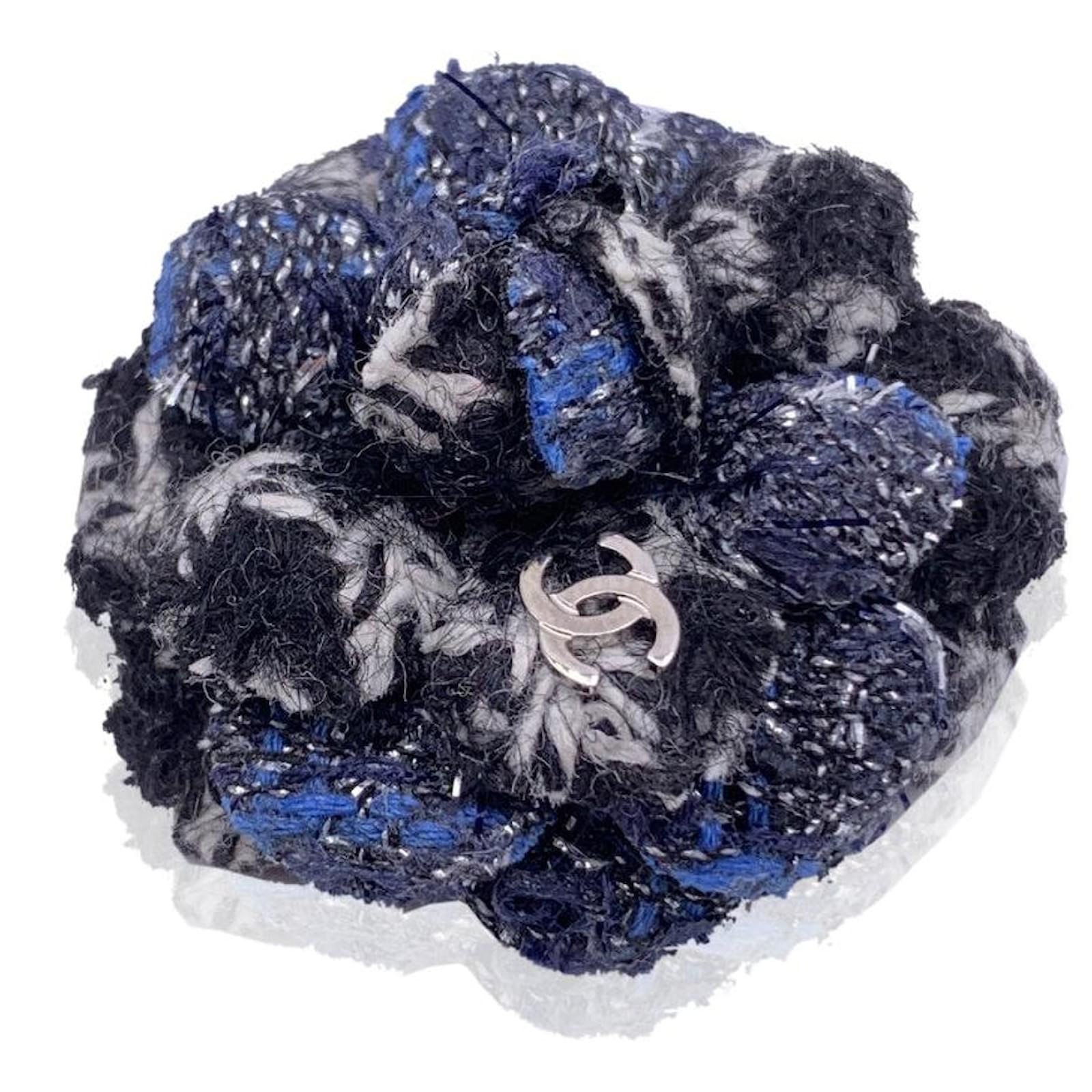 Chanel Broche Camélia Camélia Tissu Tweed Bleu Petite Fleur Toile ref ...