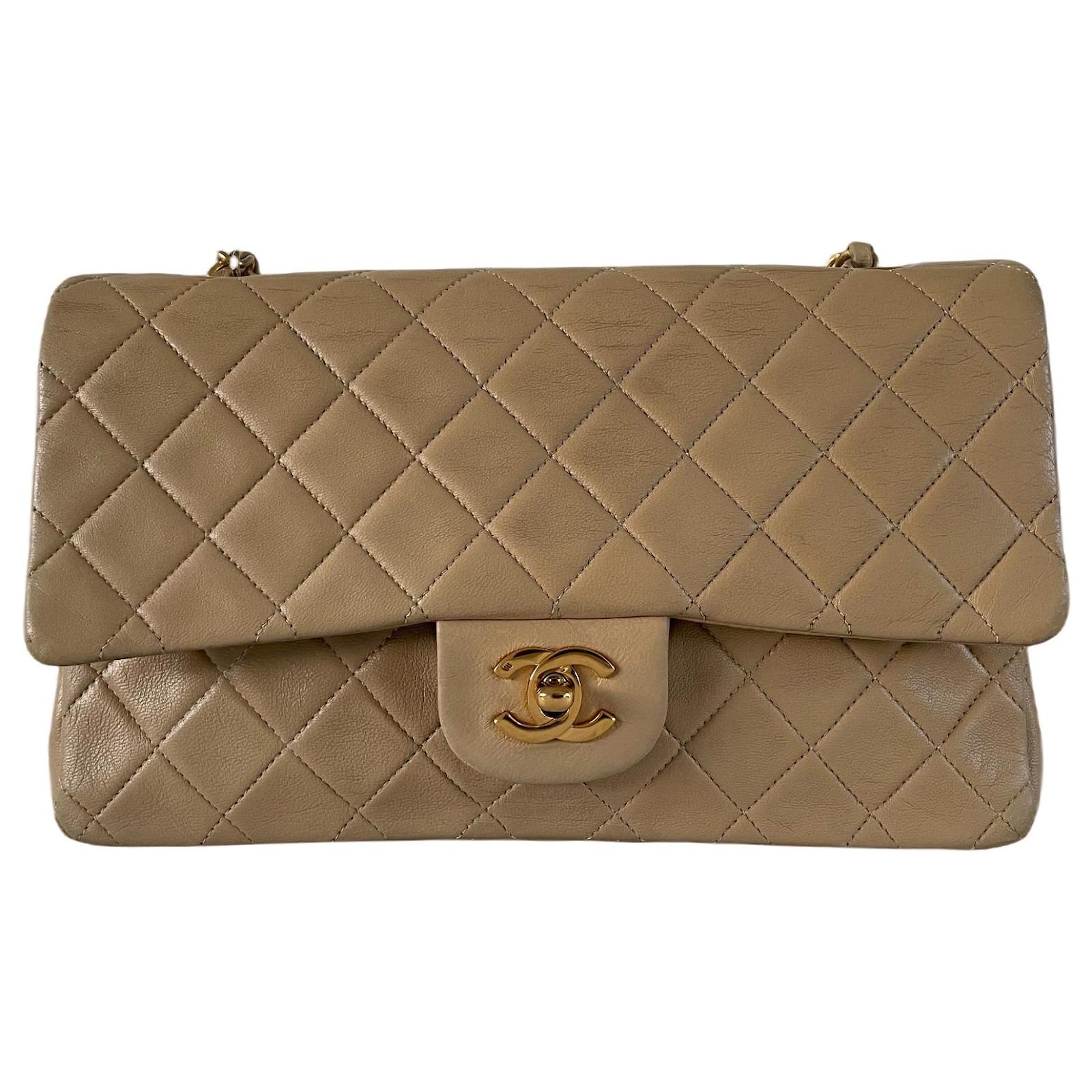 Chanel classique rabat doublé en cuir d'agneau moyen matériel doré ...