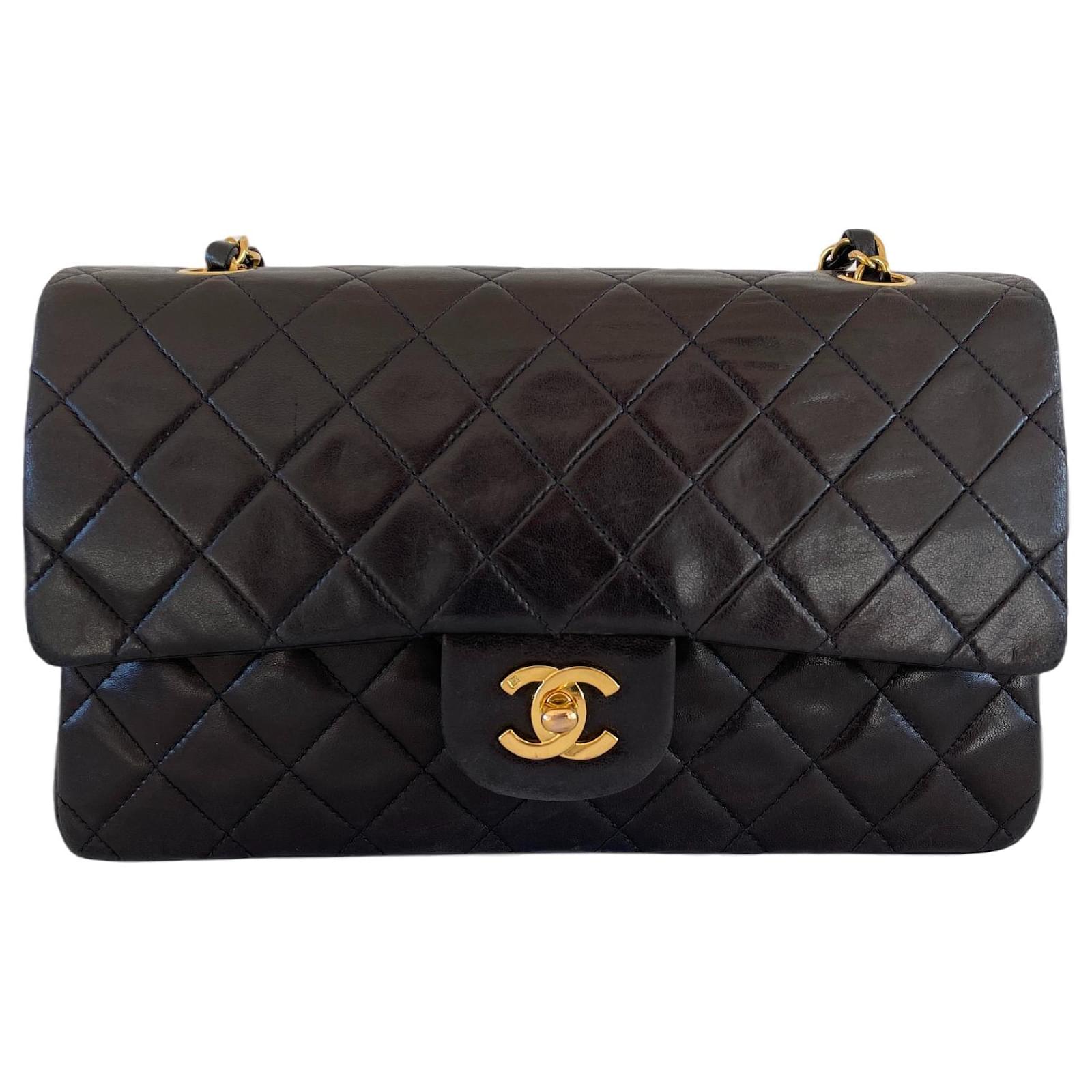 Chanel classique rabat doublé en cuir d'agneau moyen matériel doré ...