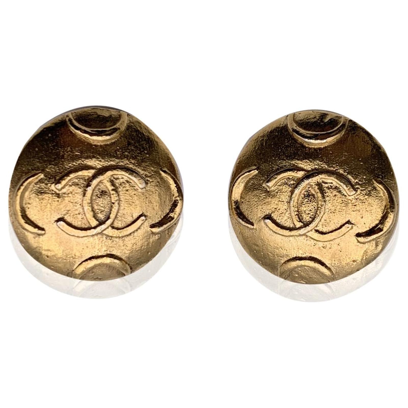 Chanel Boucles d'oreilles à clip avec logo CC en relief rond en métal ...