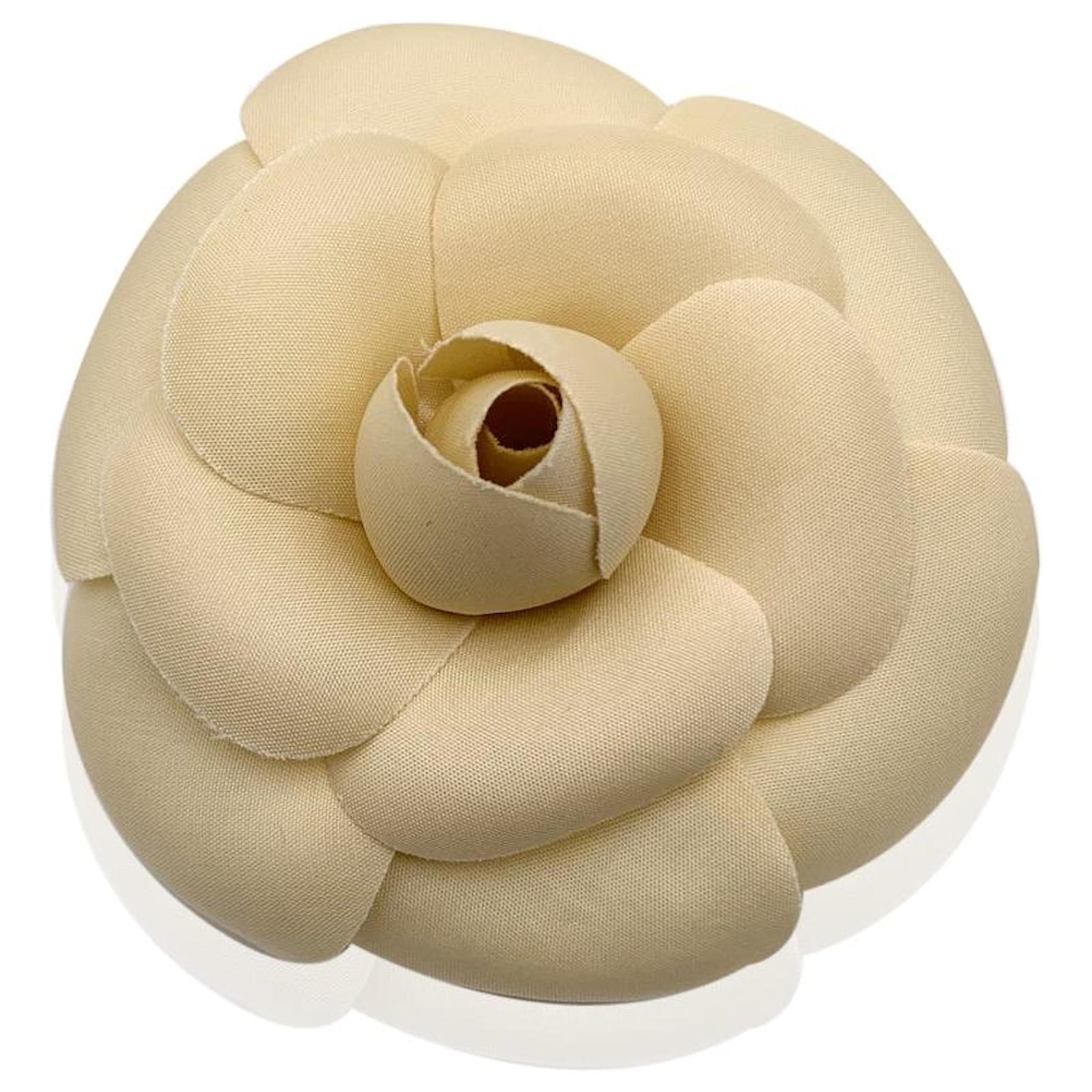 Chanel Broche Camélia Fleur de Camélia en Toile Beige Vintage ref ...