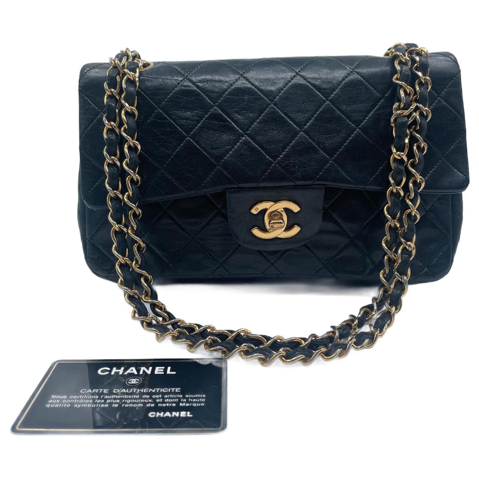 Petit sac à rabat Chanel en cuir noir ref.697962 - Joli Closet