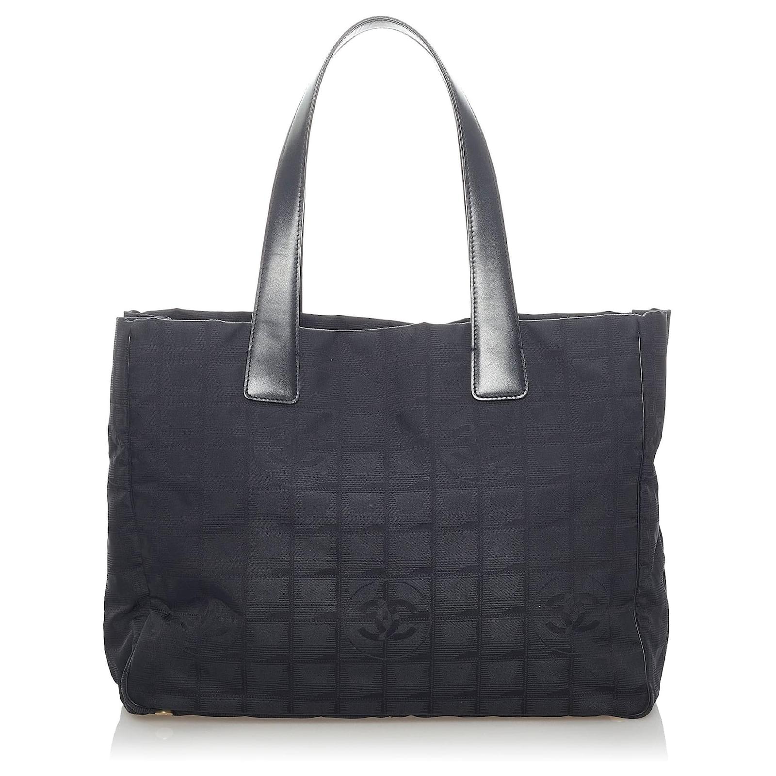 Chanel New Travel Line Sac à main en nylon Noir ref.703953 - Joli Closet