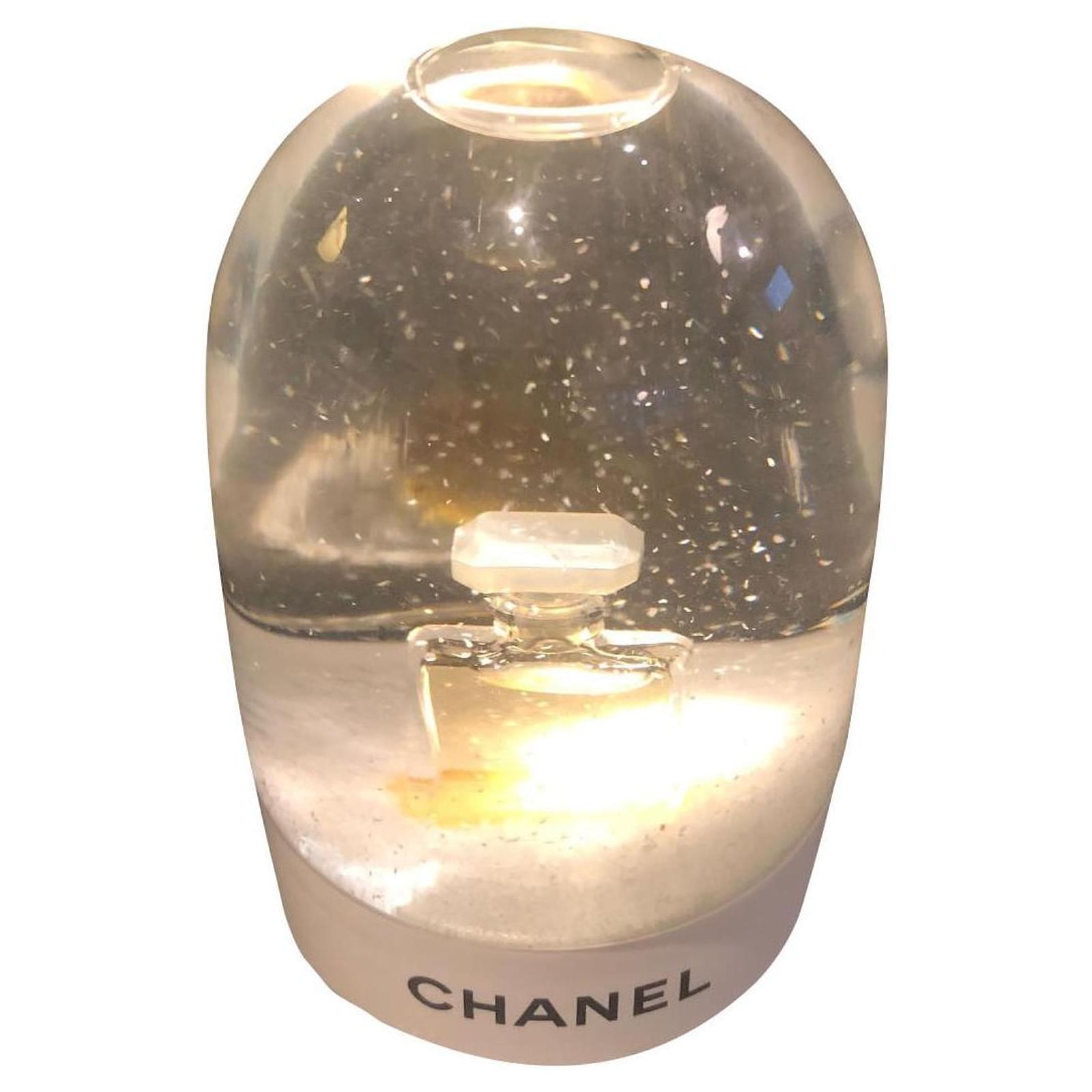 Chanel Boule à neige Blanc ref.716747 - Joli Closet