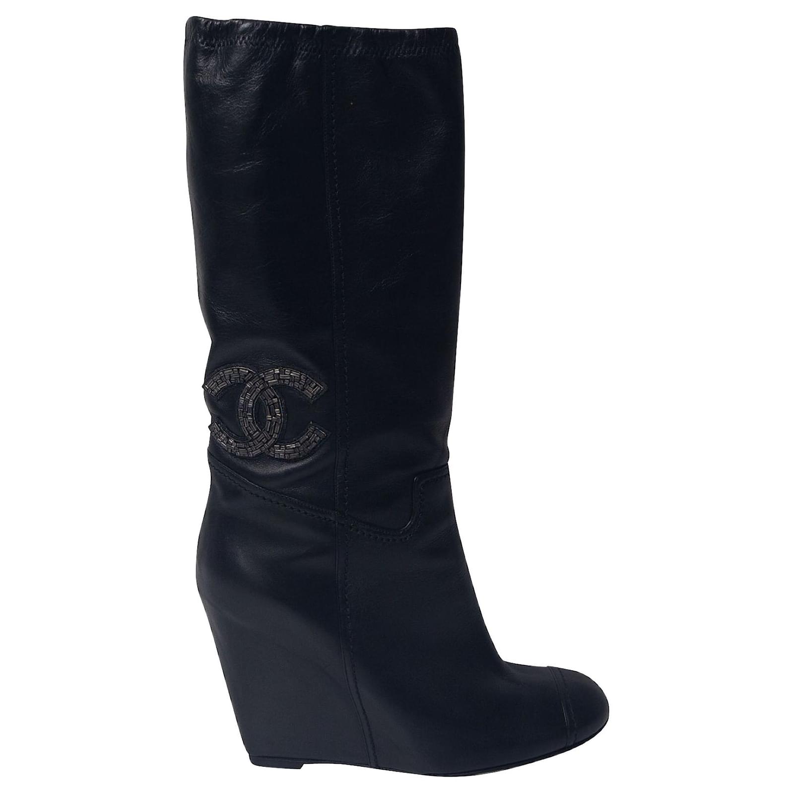 Bottes mi-mollet Chanel CC ornées de cristaux à talons compensés noirs ...