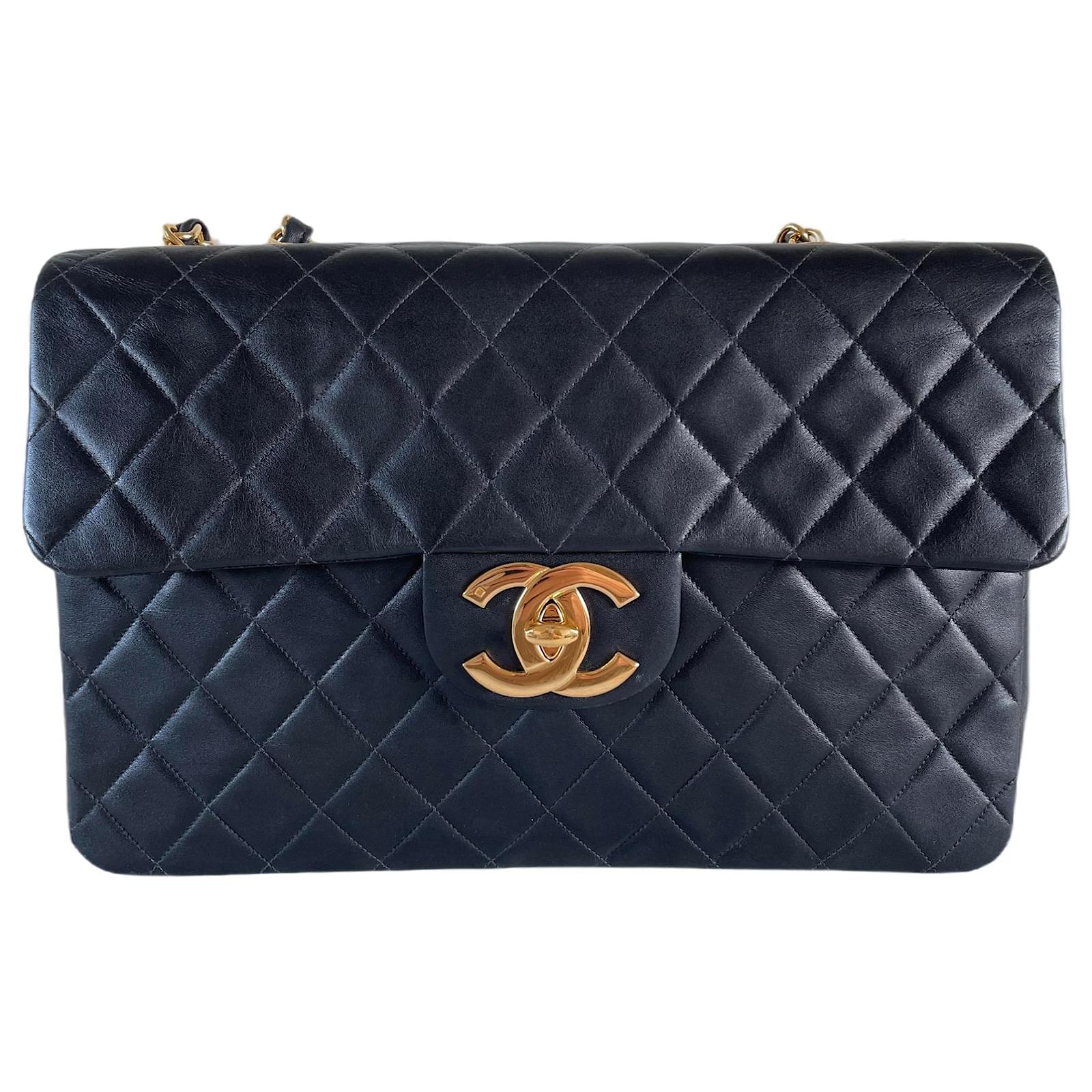 Chanel classique simple rabat jumbo maxi cuir d'agneau matériel doré ...