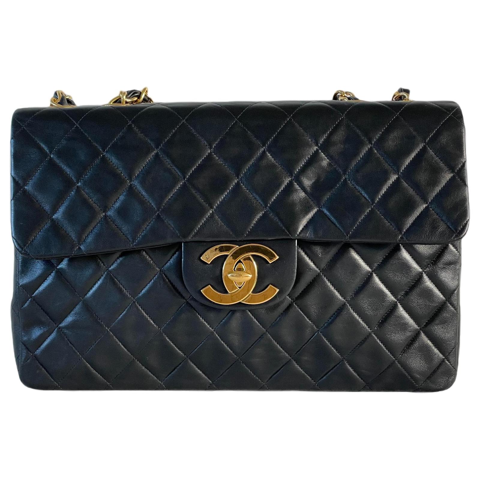 Chanel simple rabat vintage intemporel classique en cuir d'agneau noir ...