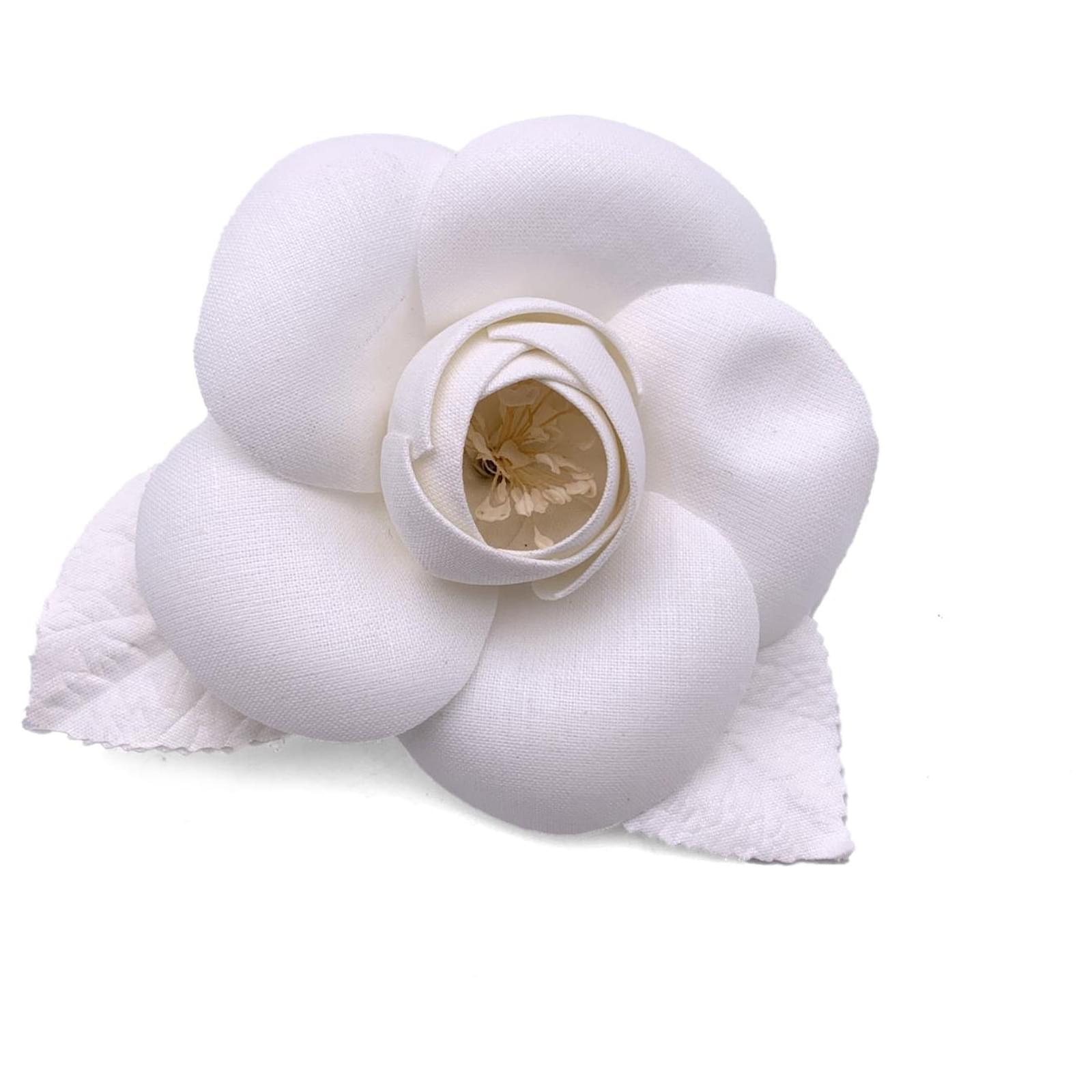 Chanel Broche camélia fleur de camélia en toile blanche vintage ref ...