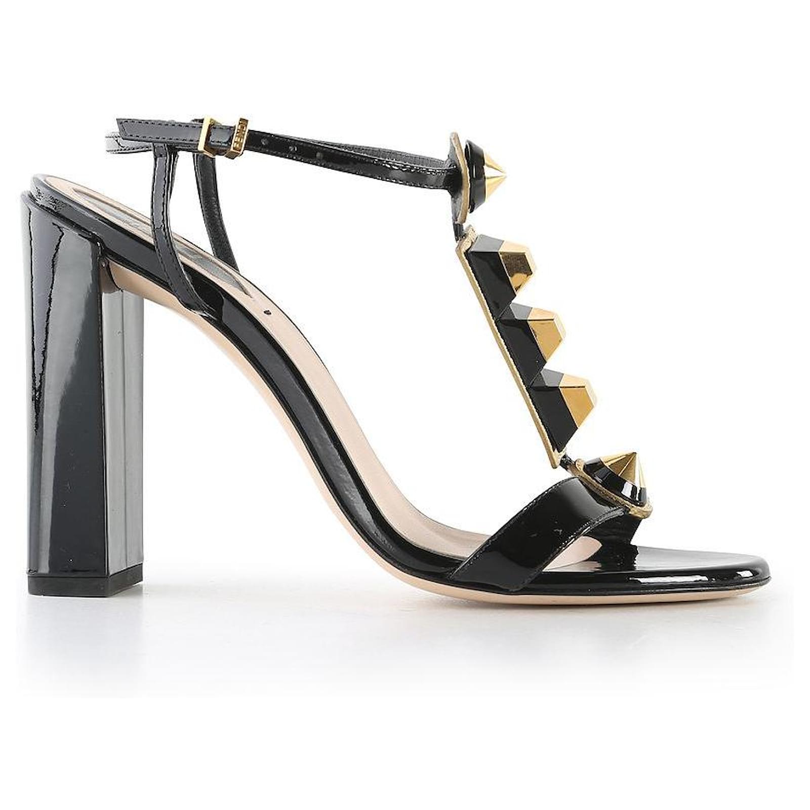 Sandales Fendi en cuir verni noir avec clous dorés à bout ouvert et ...