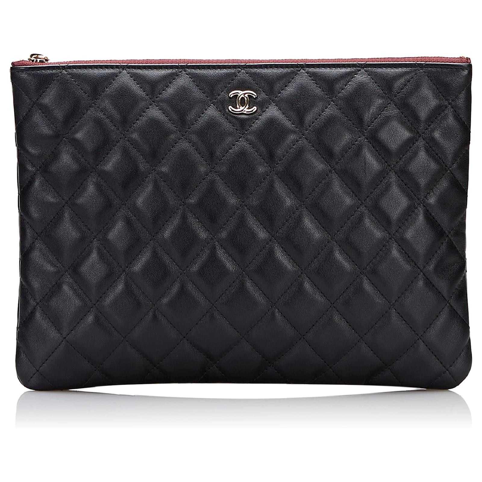 Chanel Black Quilted O Case Clutch Bag Leather ref.804474 - Joli Closet