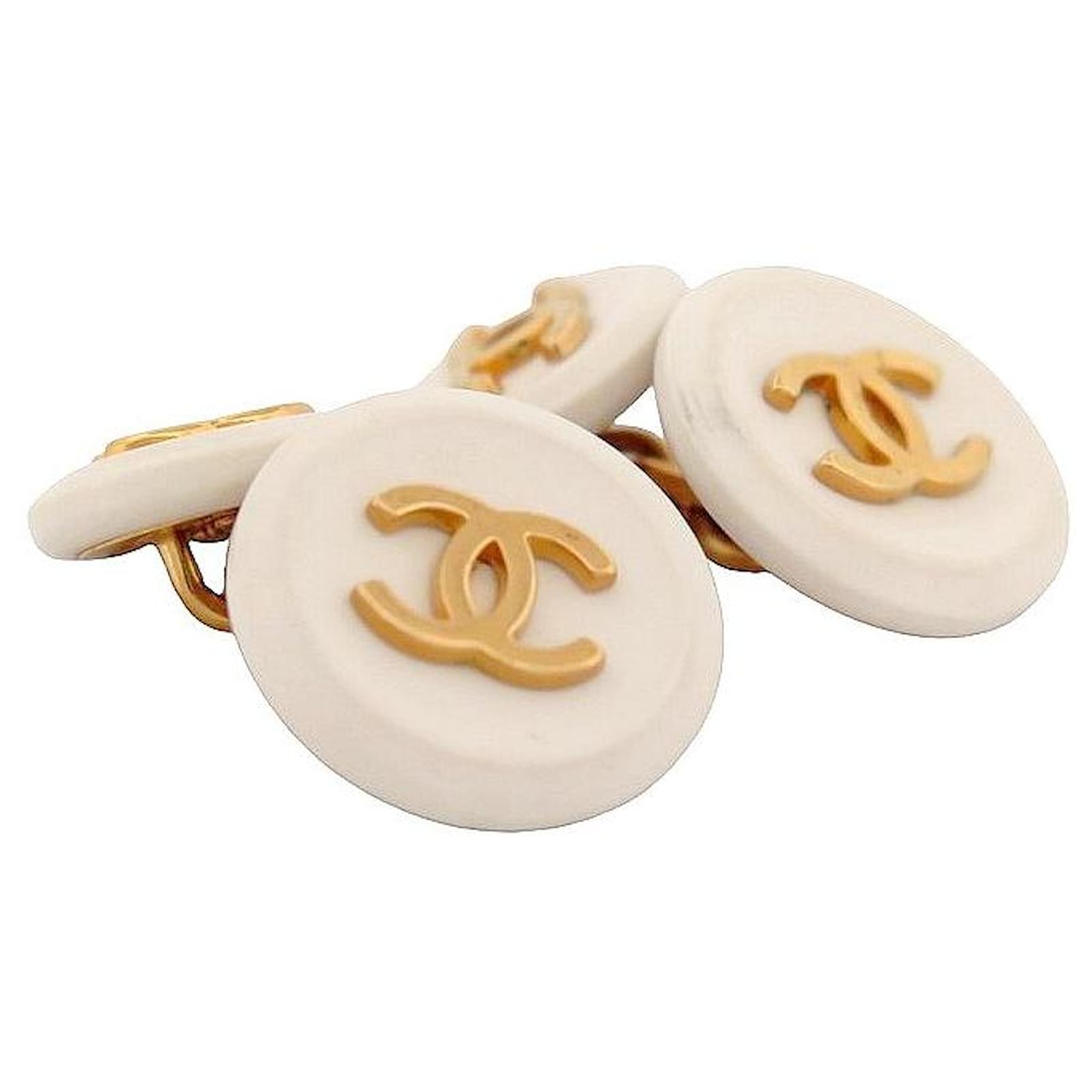 NEUF BOUTONS DE MANCHETTE CHANEL LOGO CC EN RESINE BLANC DORE WHITE ... NEUF BOUTONS DE MANCHETTE CHANEL LOGO CC EN RESINE BLANC DORE WHITE ...