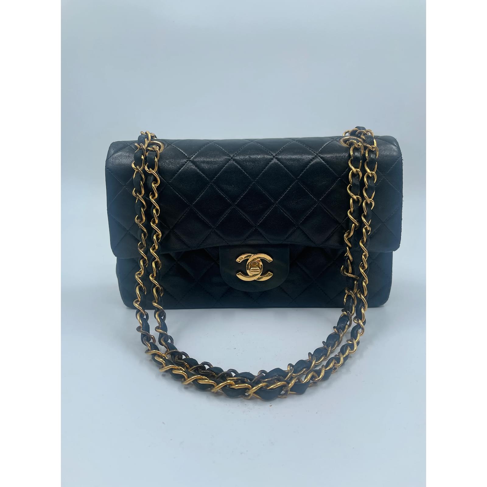 Petit sac à rabat Chanel en cuir noir ref.816308 - Joli Closet