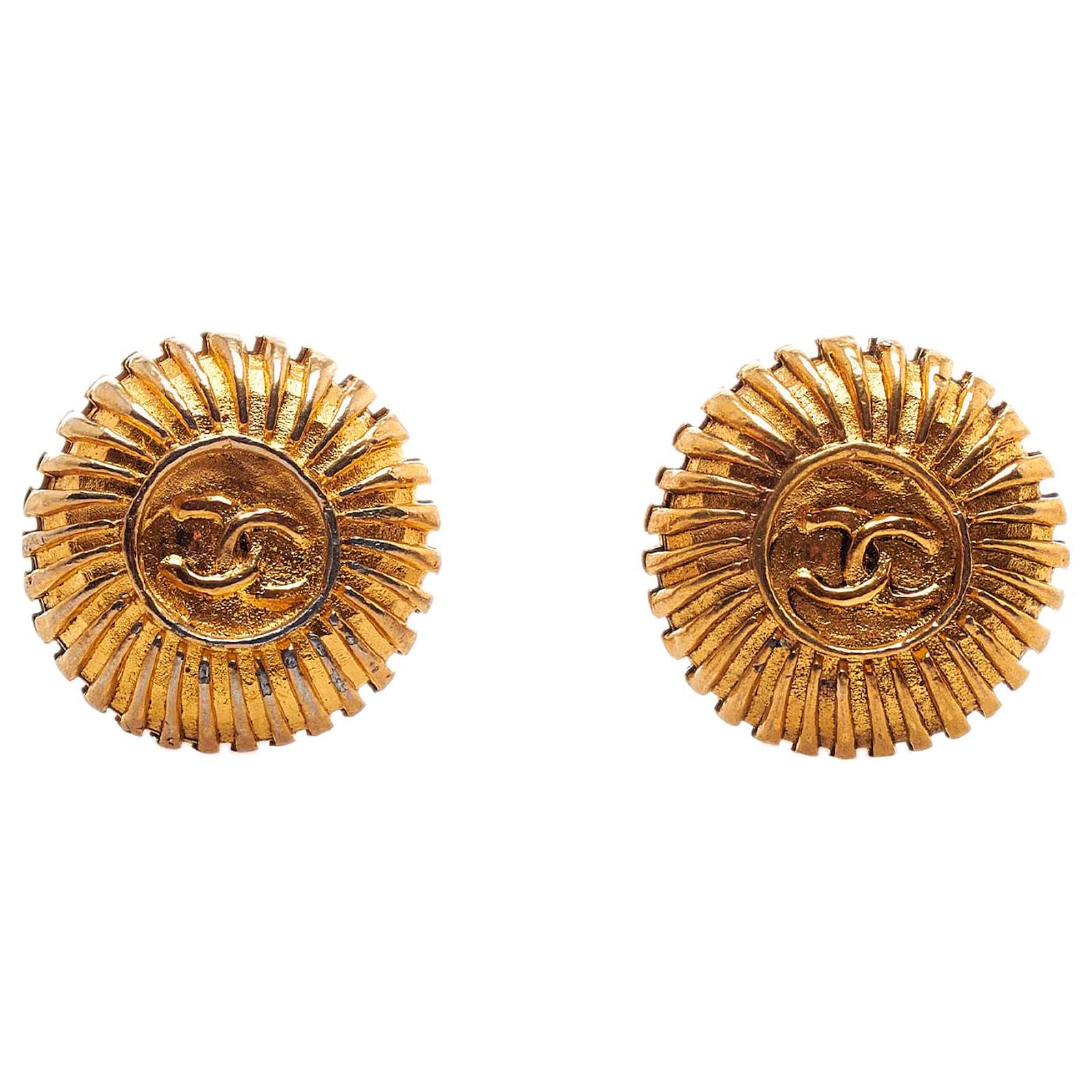 Chanel Gold CC Clip-On Earrings Golden Metal ref.841808 - Joli Closet