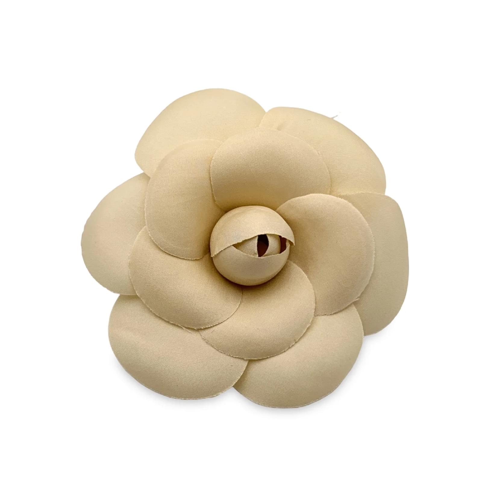 Chanel Broche vintage en tissu beige avec fleur de camélia et camélia ...