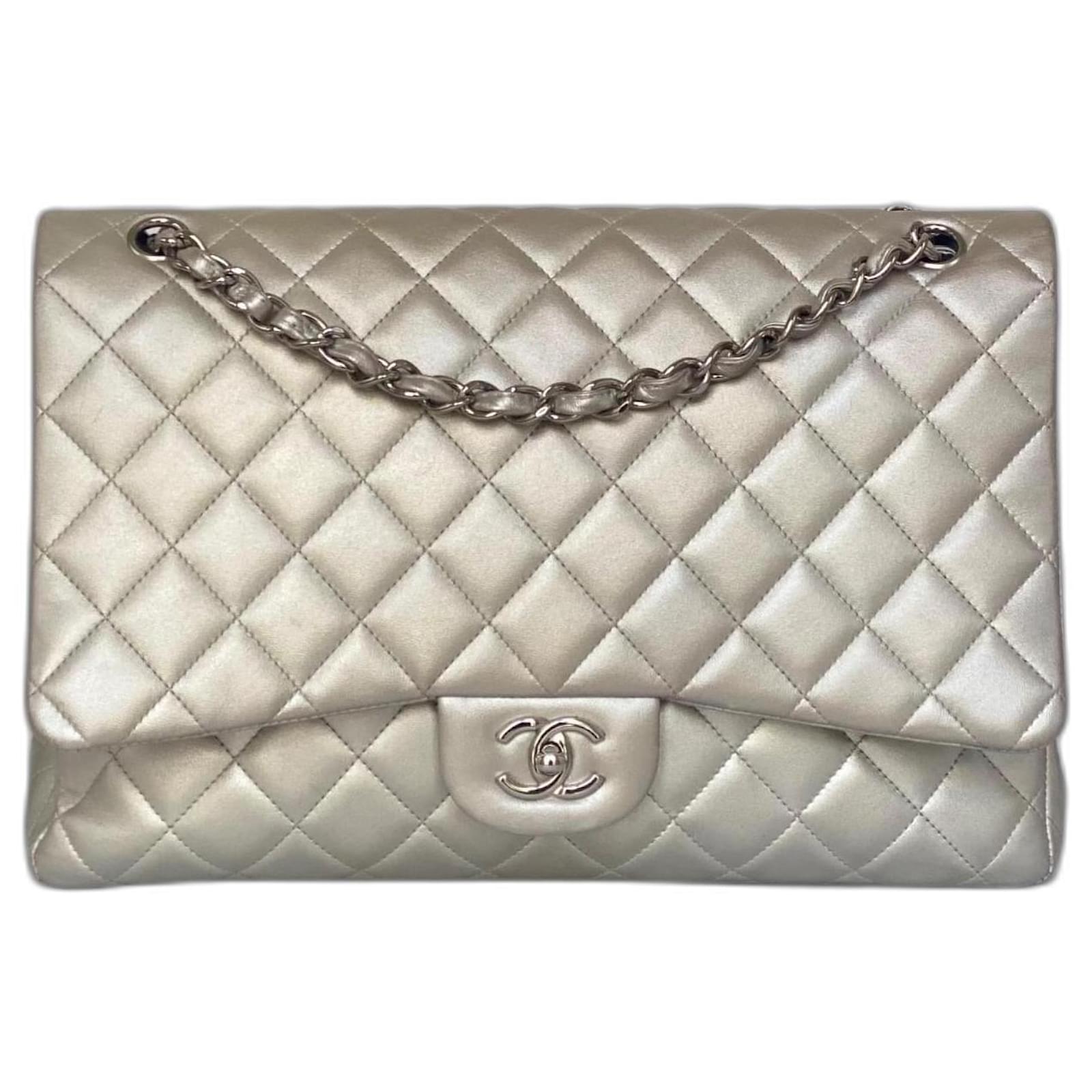 Timeless Chanel silver classic maxi Silvery Leather ref.846631 - Joli ...