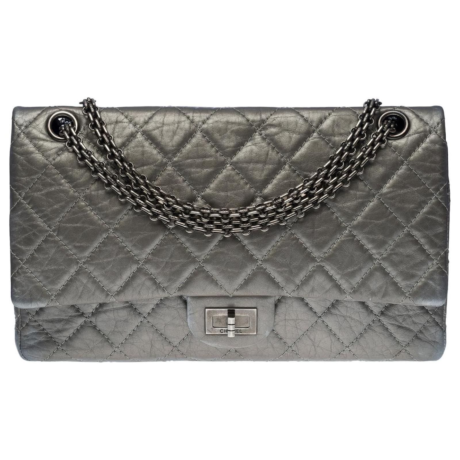 SAC BANDOULIÈRE CHANEL 2.55 DOUBLE FLAP EN CUIR ARGENT MÉTALLIQUE ...