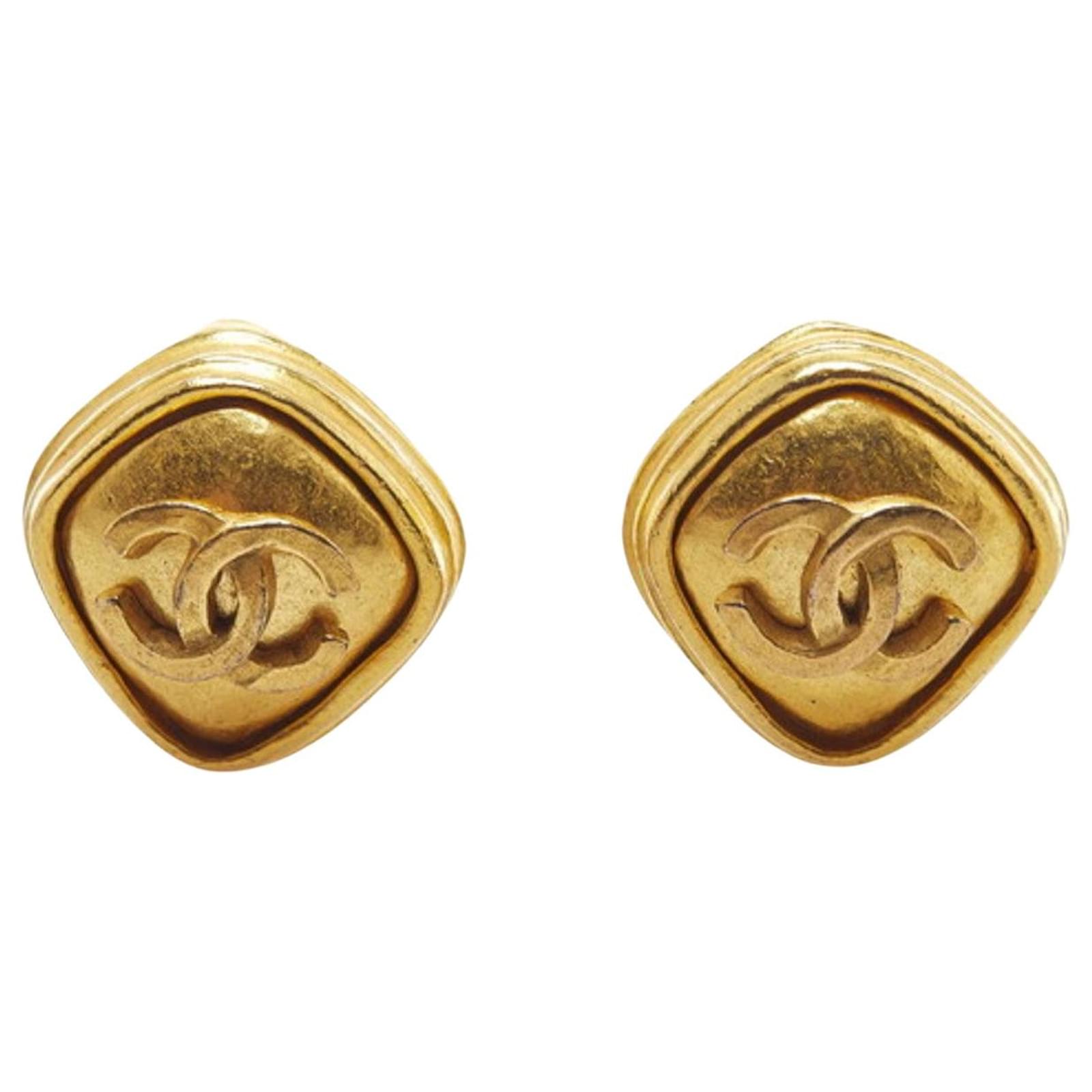 Timeless Chanel Logo CC Golden Metal ref.908320 - Joli Closet