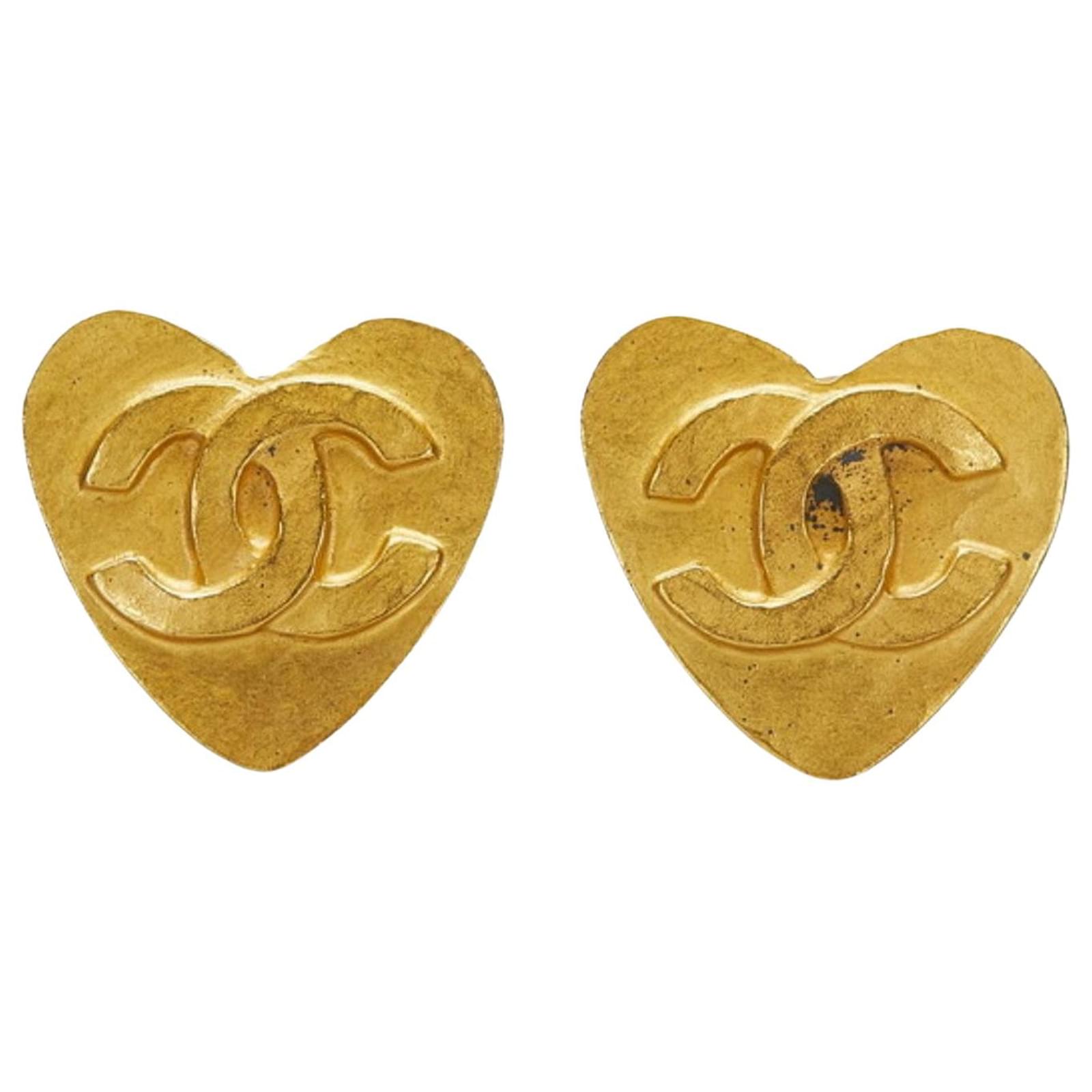 Timeless Chanel Logo CC Golden Metal ref.908581 - Joli Closet