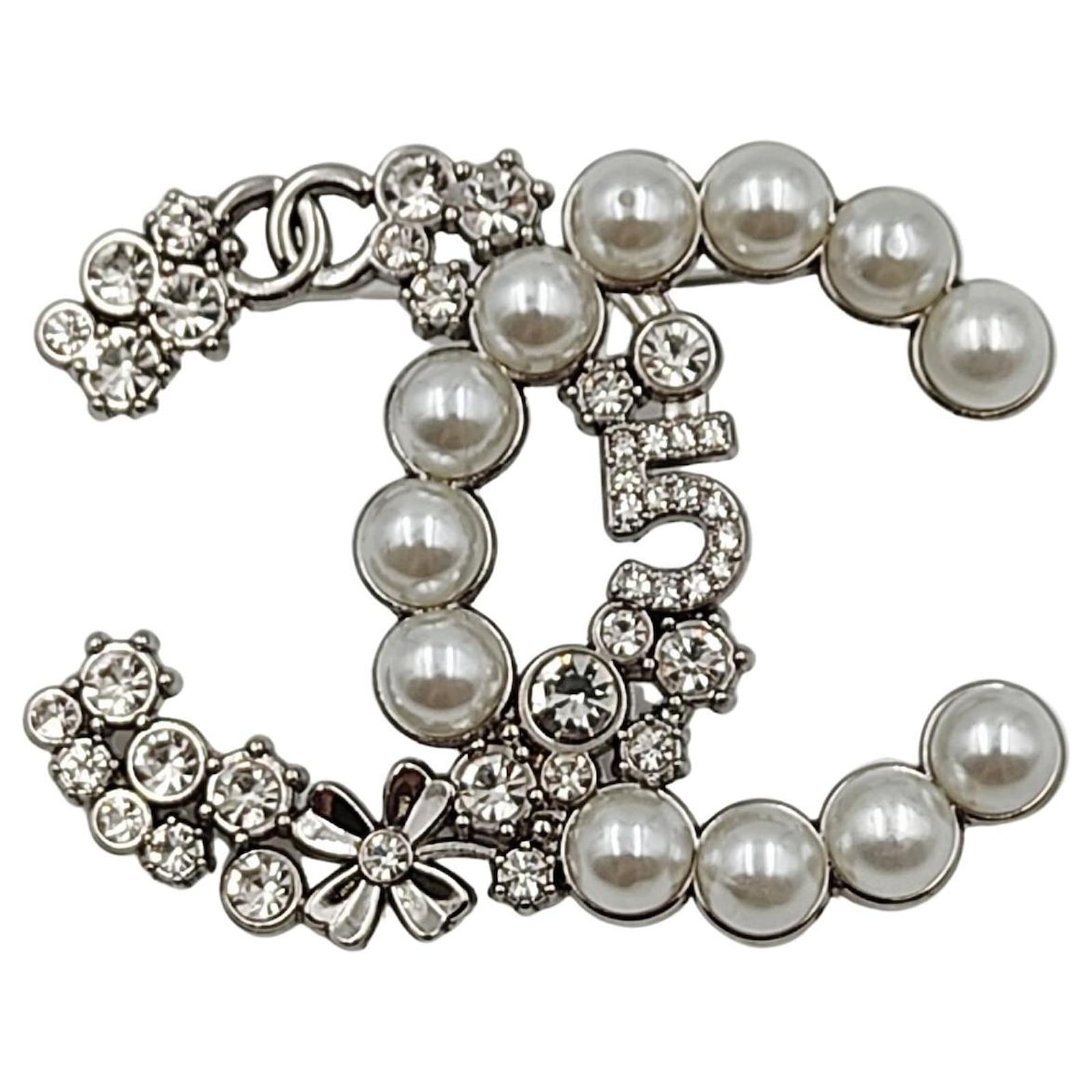 Chanel N.5 brooch in metal and pearl Silvery ref.916471 - Joli Closet