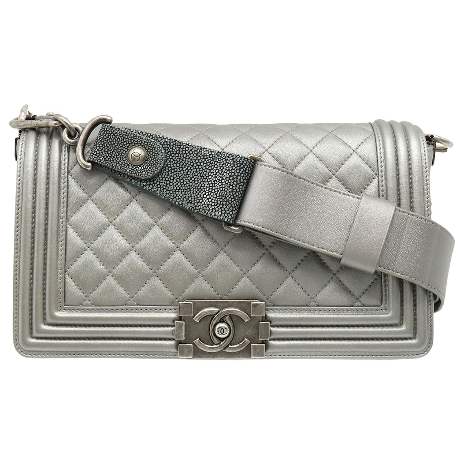Chanel Boy Silvery Leather ref.923579 - Joli Closet