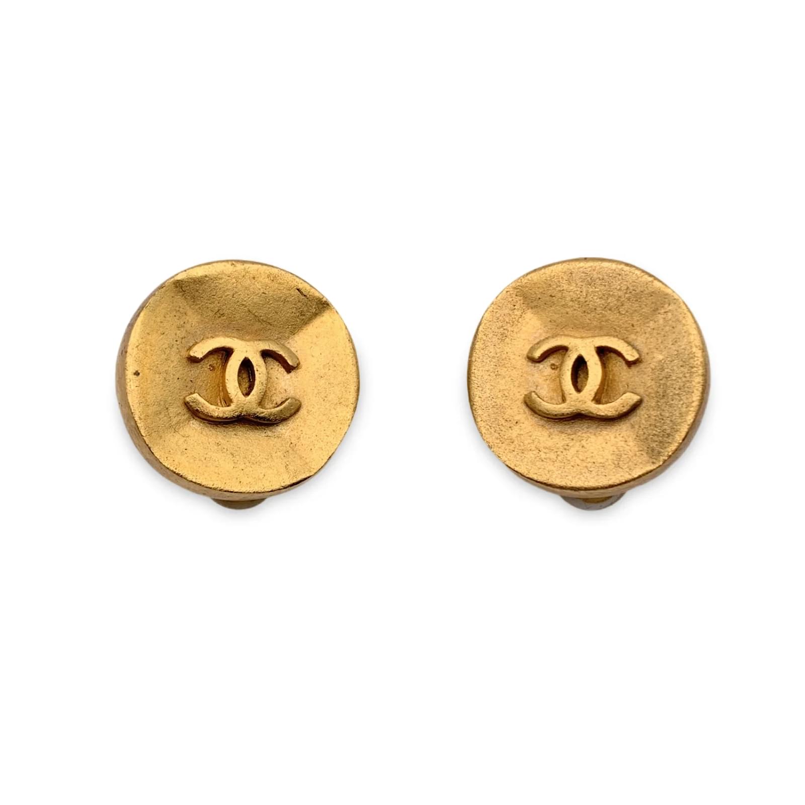 Chanel Boucles d'oreilles vintage à clip avec logo CC rond en métal ...