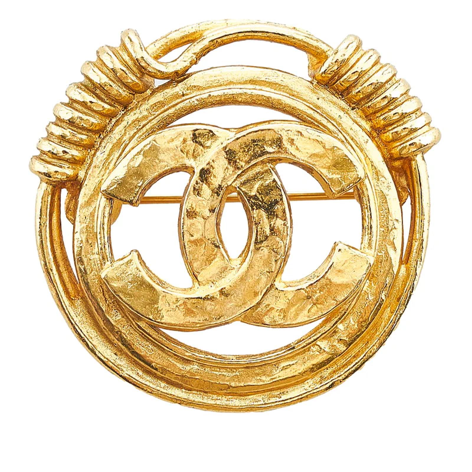 Chanel CC logo brooch Golden Metal ref.924856 - Joli Closet